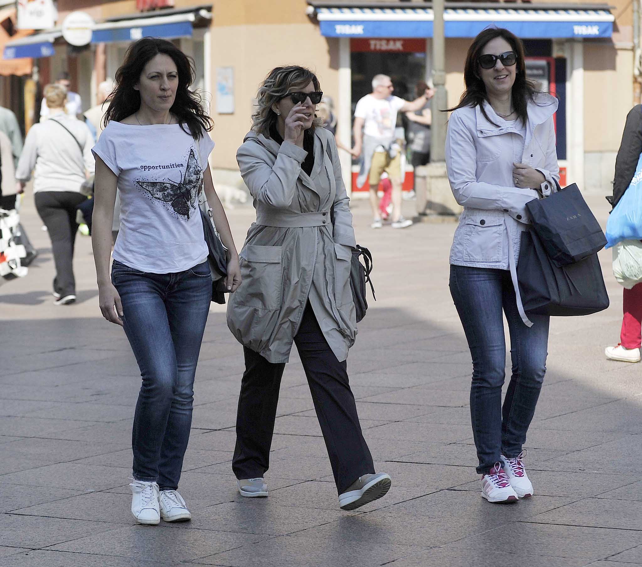 Ljetna vrućina i kava u hladu: Riječani napunili terase kafića - Novi list