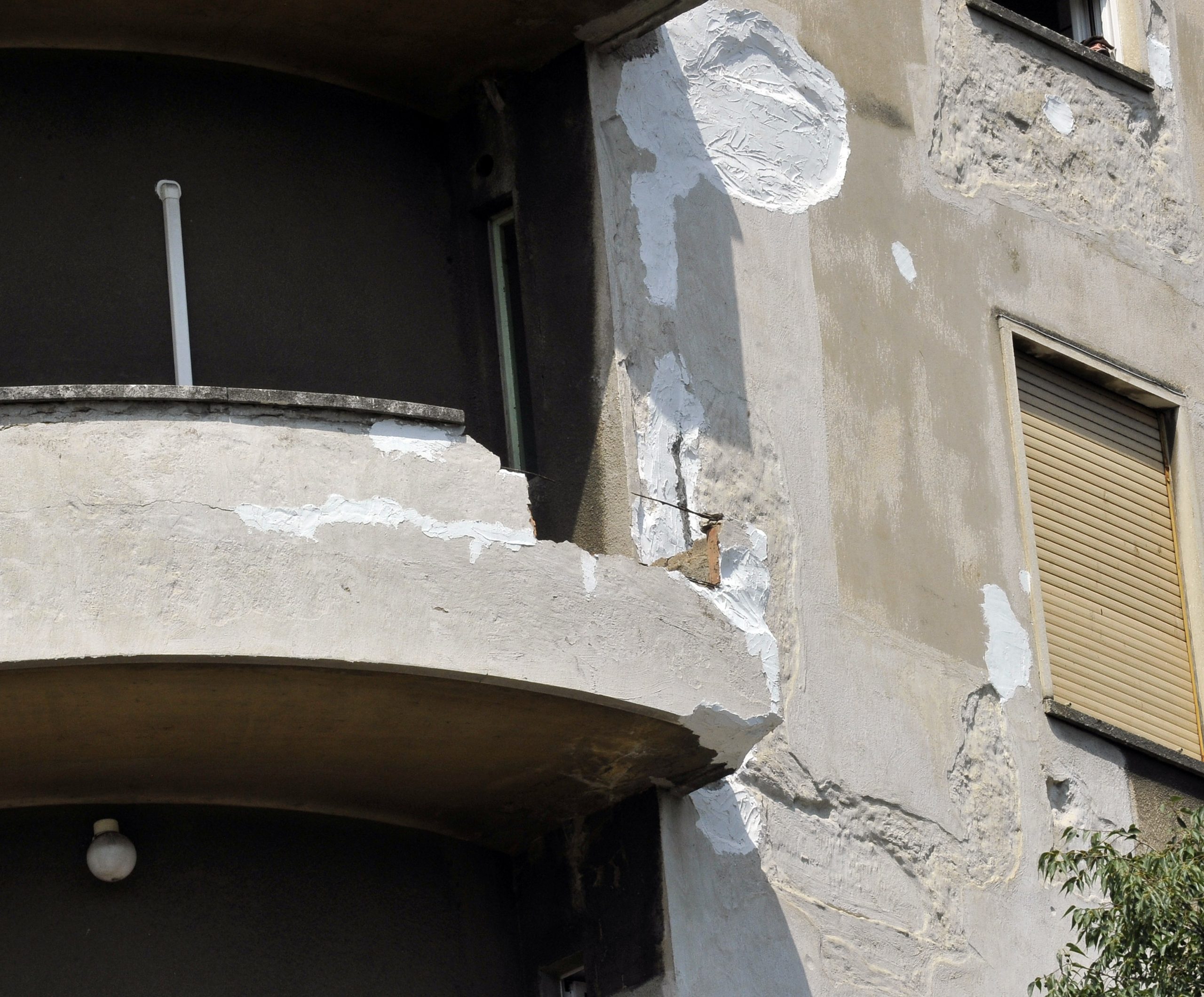 DERUTNI RIJEČKI SIMBOL Mali neboder nagrizen zubom vremena i ...
