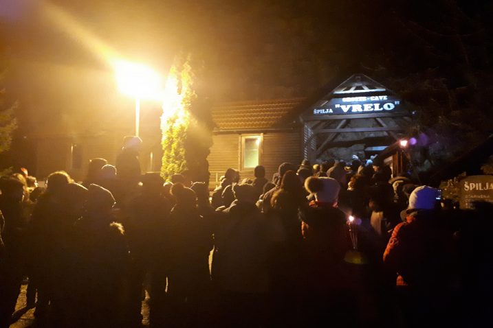 MAGIČNA VEČER U FUŽINAMA Petstotinjak posjetitelja s bakljama prošetalo ...