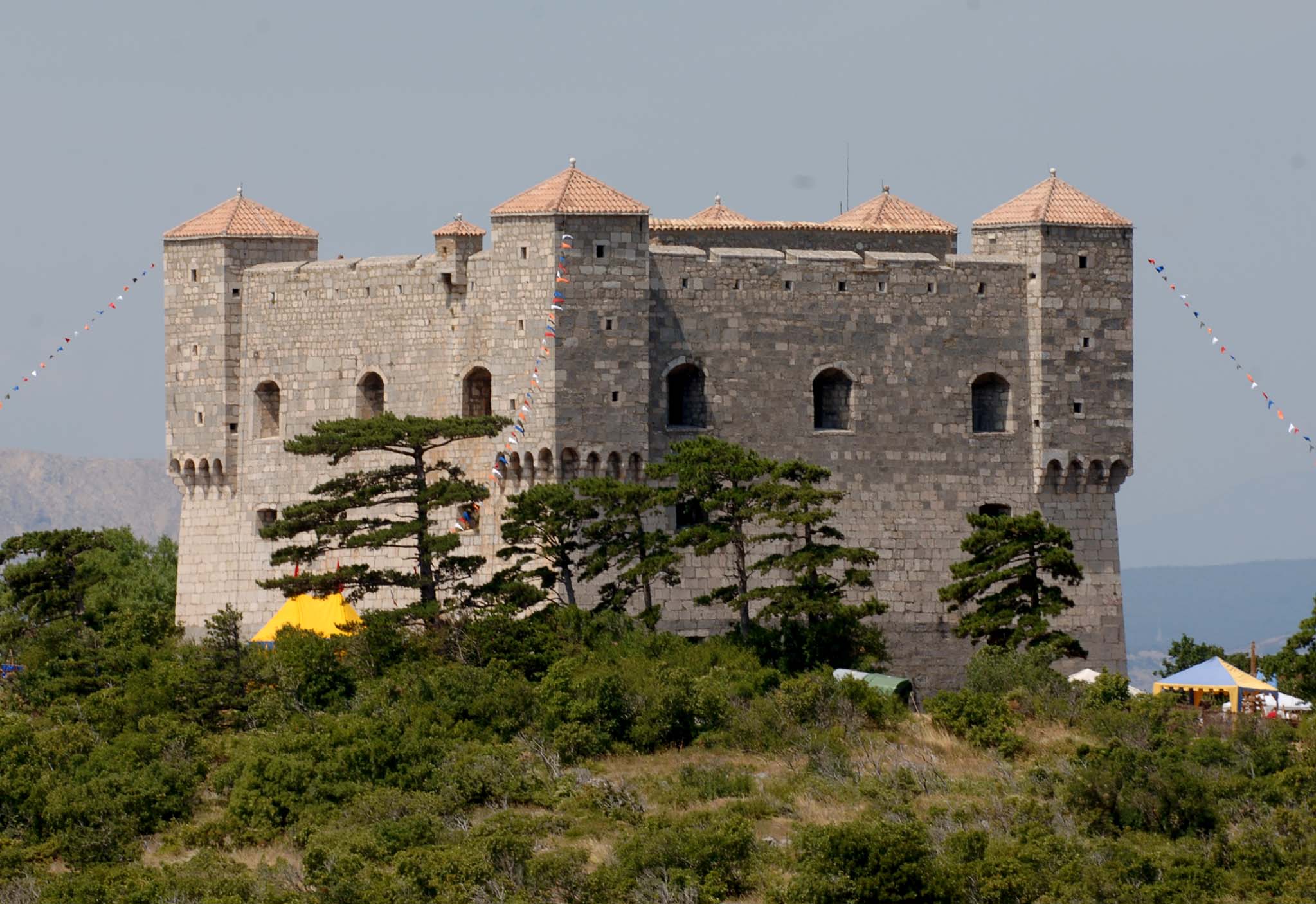 NEHAJE, SRETAN ROĐENDAN Premda "dama" u godinama, kula i dalje plijeni ...
