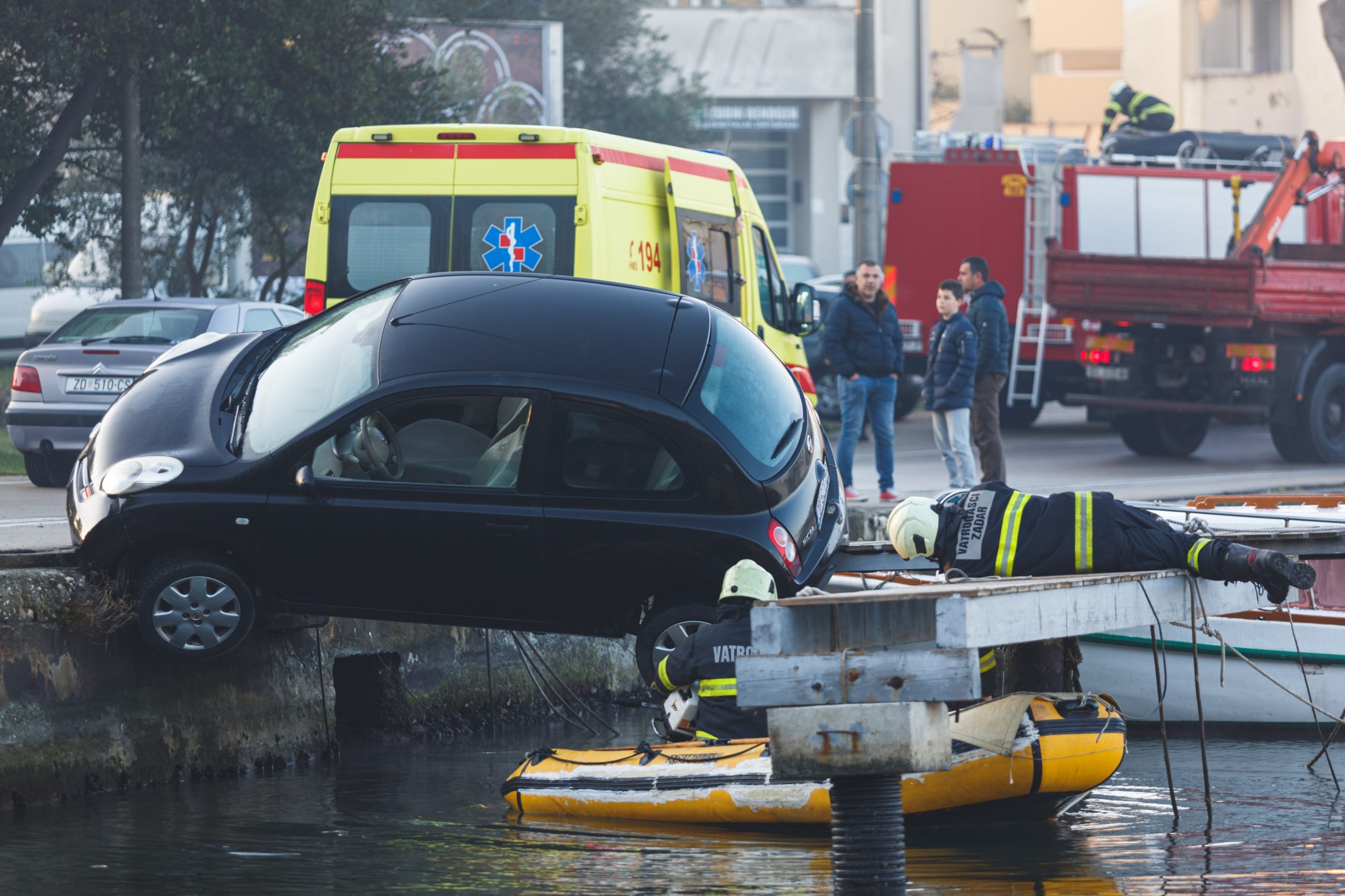 NEOBIČNA NESREĆA Auto sletio s obale te se zaustavio na molu - Novi list