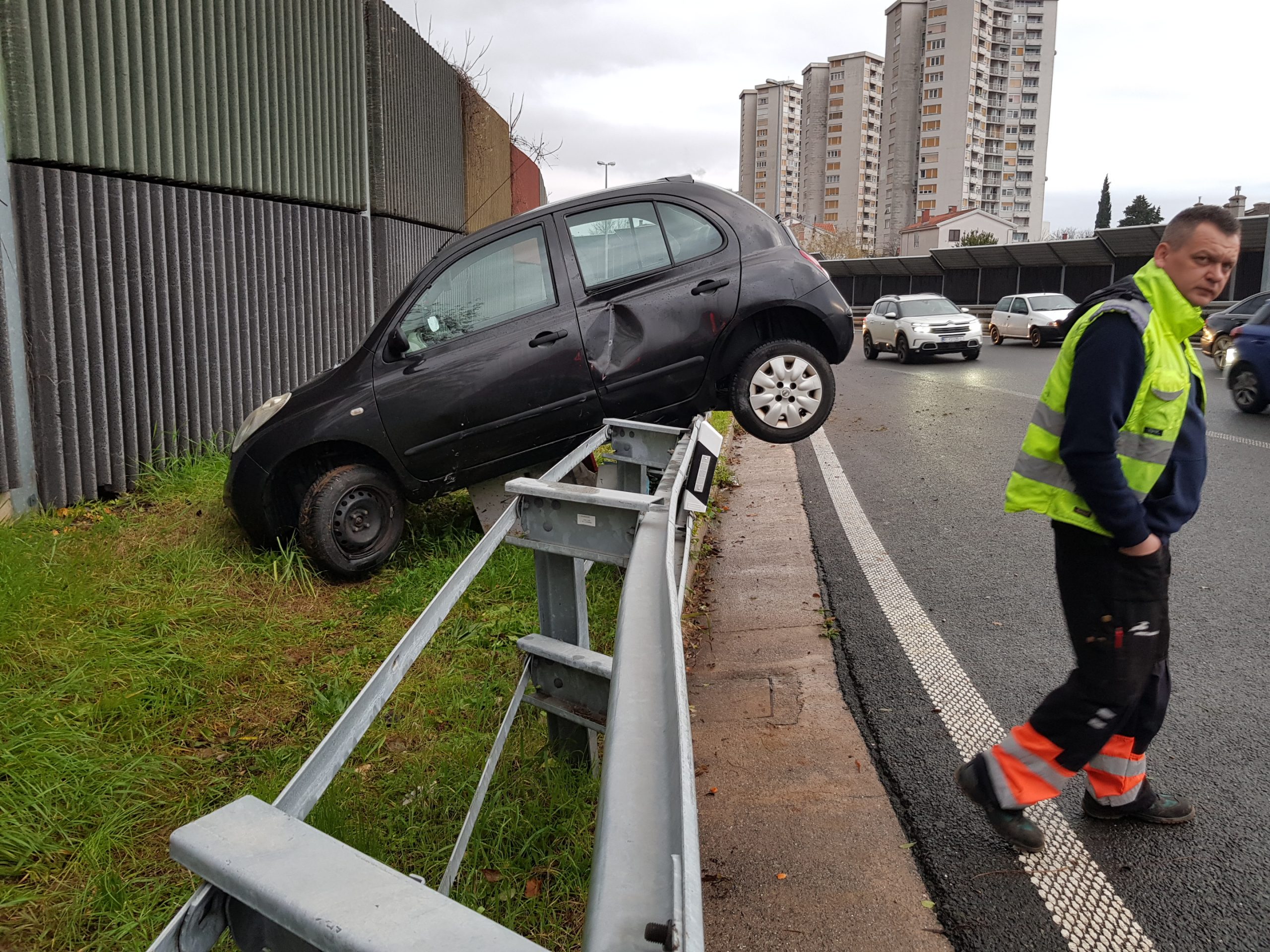 Neobična prometna nesreća: Auto "zajahao" ogradu na riječkoj ...