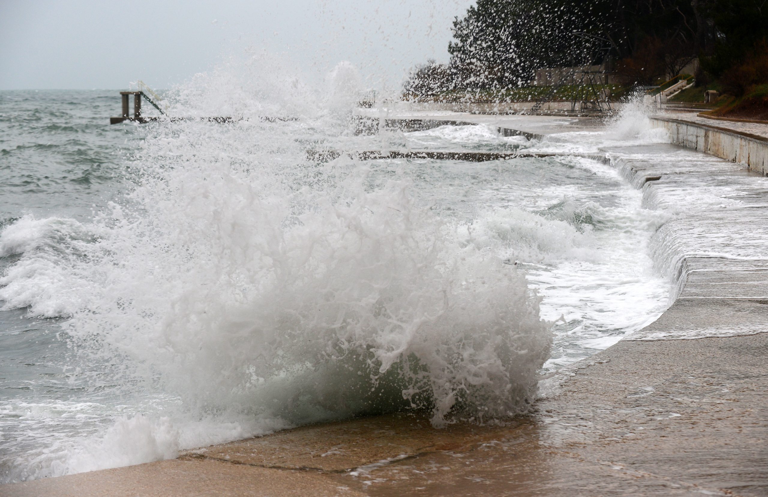 Zbog olujnog vjetra u prekidu neke trajektne i katamaranske linije - Novi list