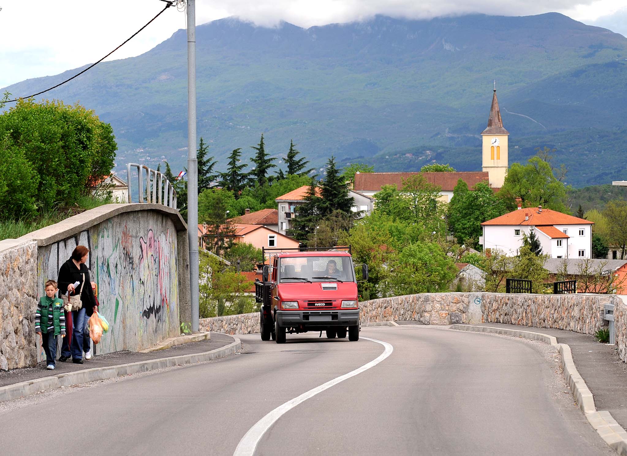 Obnavlja se cesta od Mladenića do Ronjgi - Novi list