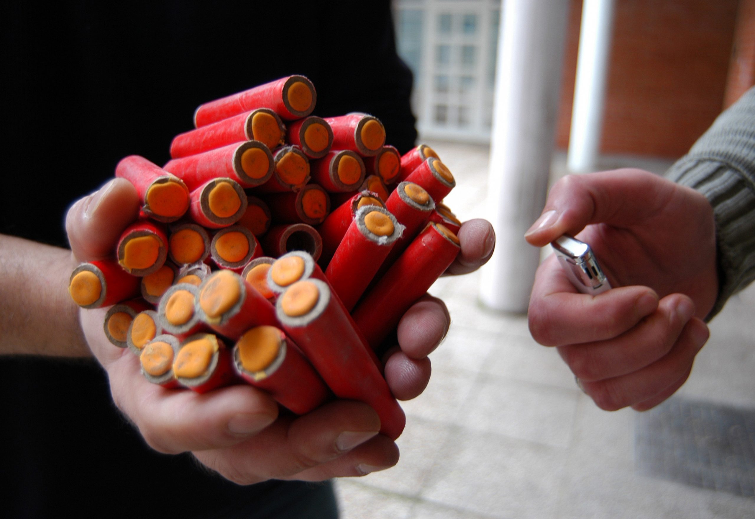 Maloljetniku petarda eksplodirala u ruci i ozlijedila ga - Novi list