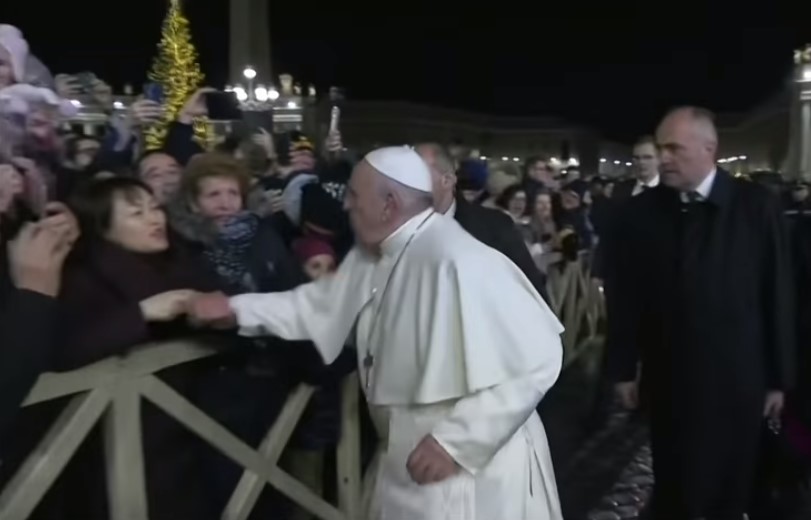 Papa udario hodočasnicu: Uhvatila mu je ruku i nije htjela pustiti ... Papa udario hodočasnicu: Uhvatila mu je ruku i nije htjela pustiti ...