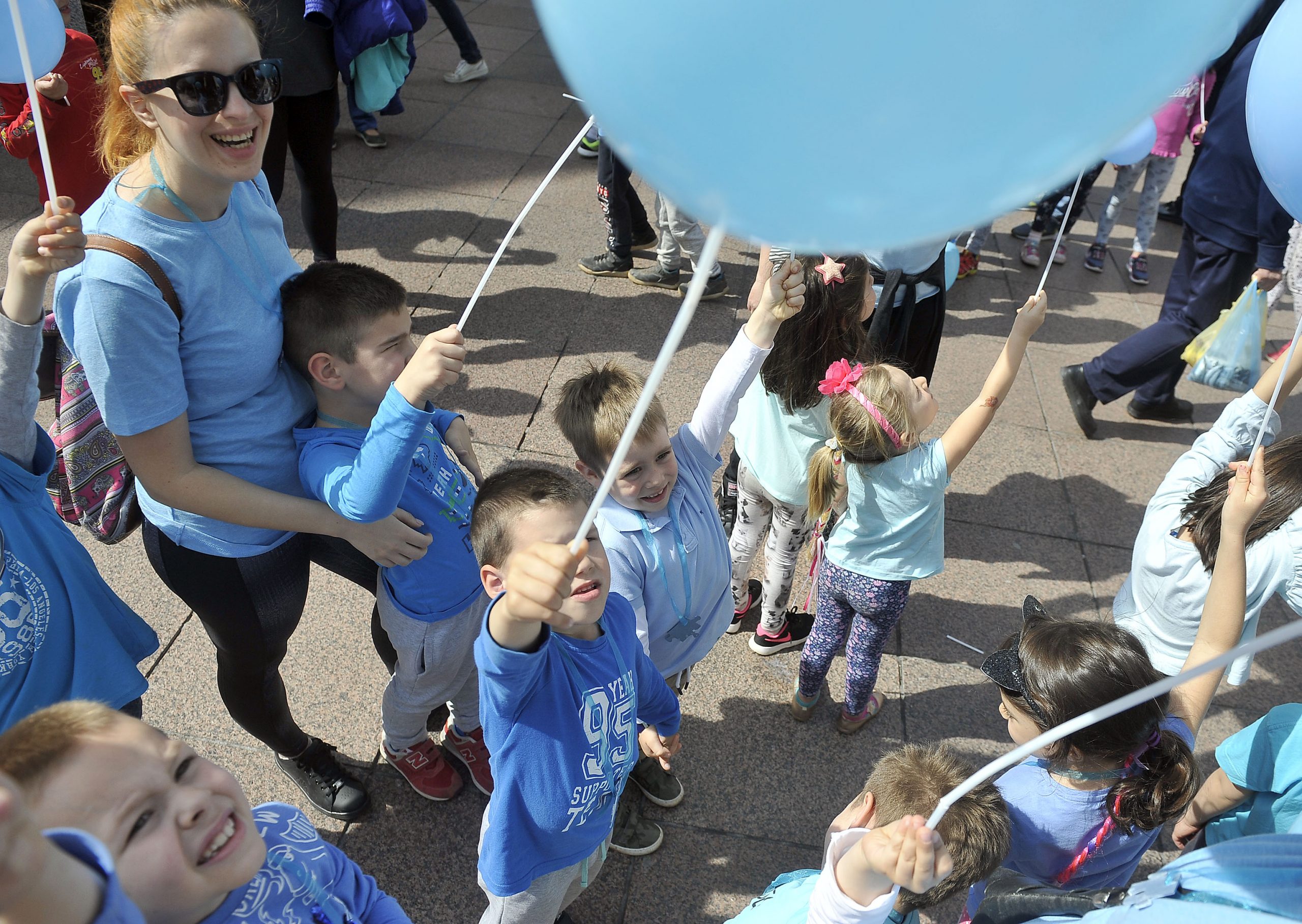 Plavi baloni pušteni na Korzu: 'Nakon što napune 21. osobe s autizmom ...