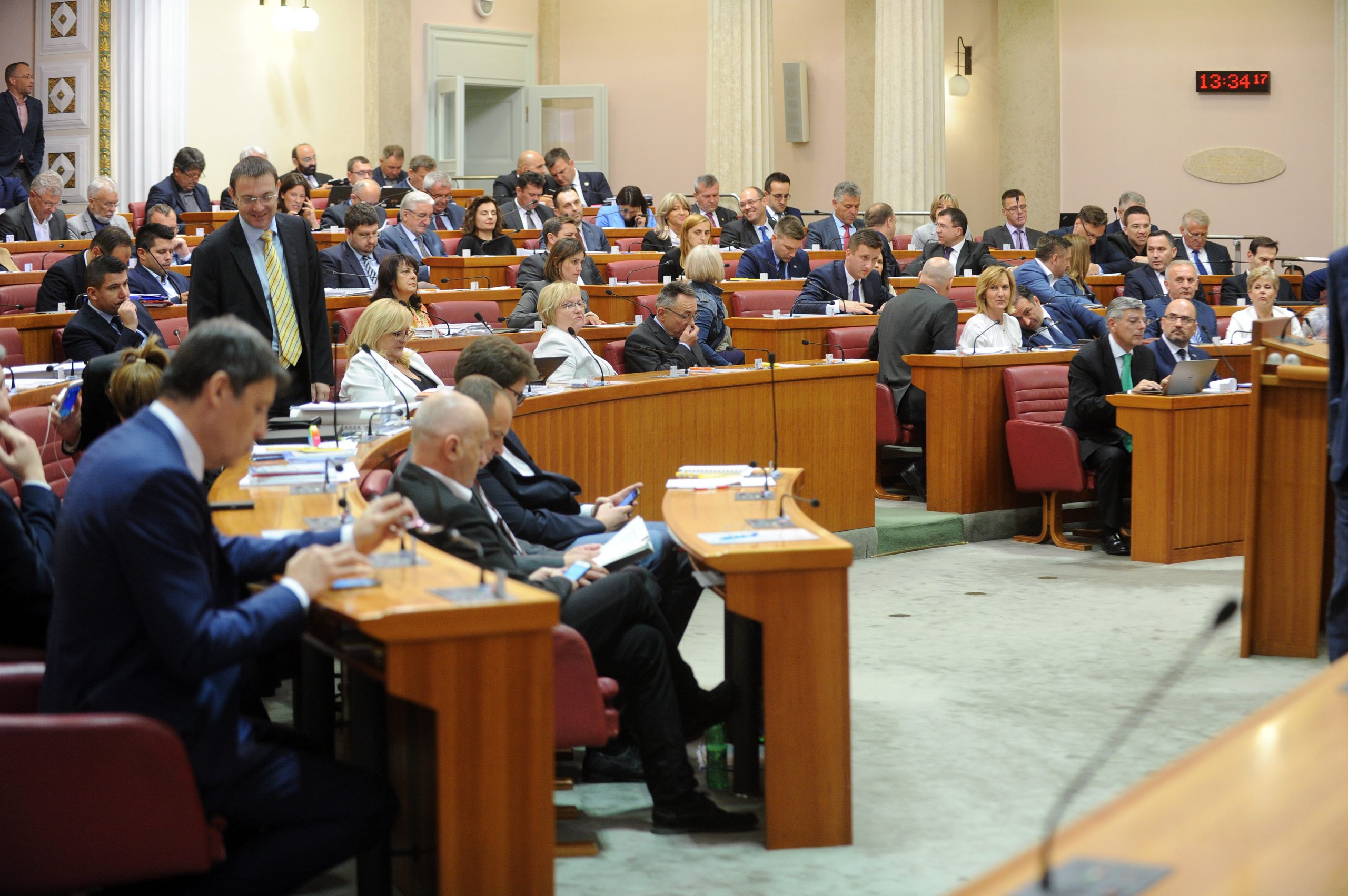 REKORDERKA MOSTOVKA Gotovo svaki deseti zastupnik neopravdano izostao ...