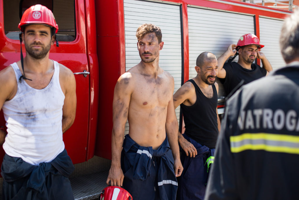 Seksi Kalendar Glumci Iz Serije Na Granici Pozirali Kao Vatrogasci Novi List
