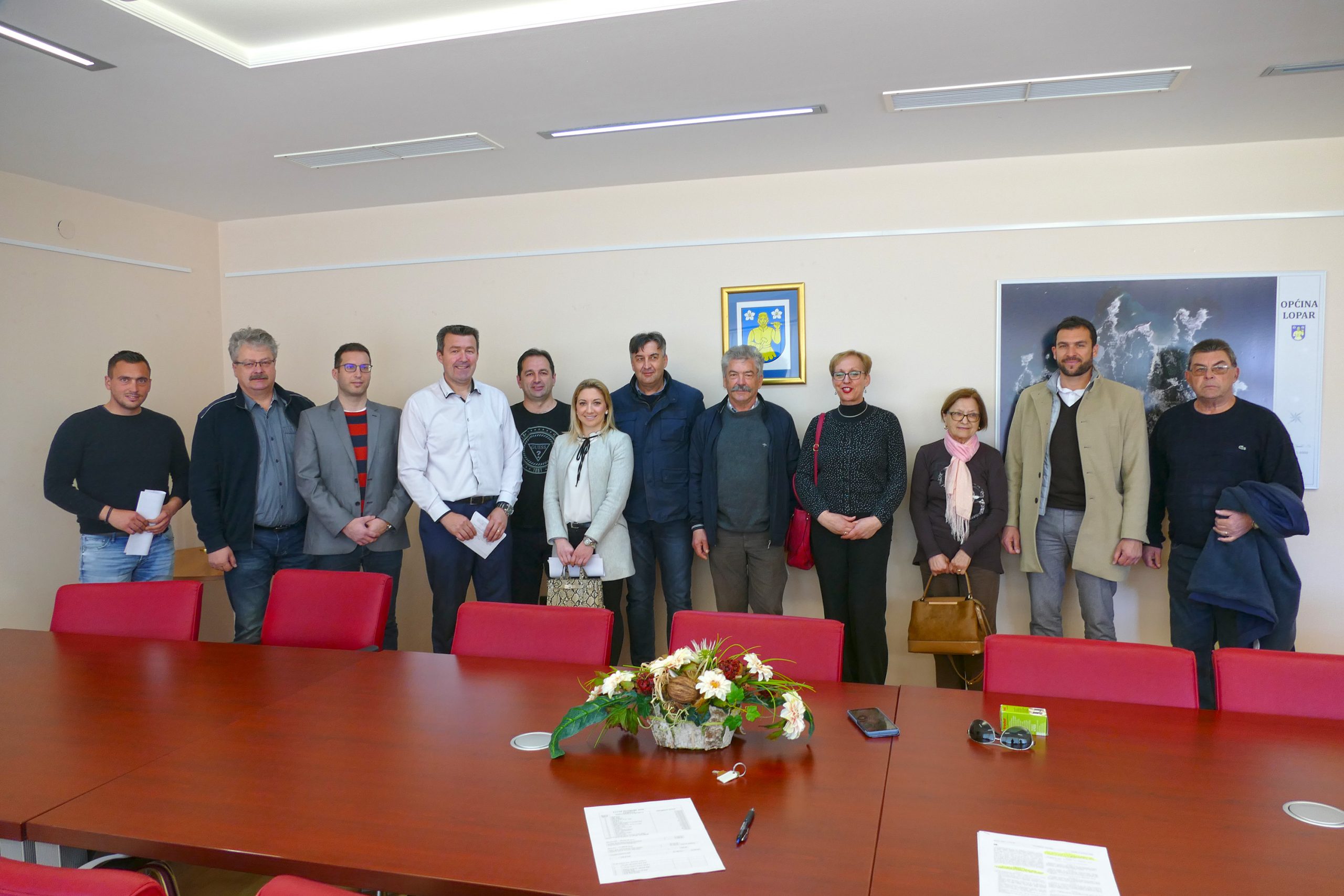 U vijećnici Općine Lopar podjela ugovora korisnicima programa javnih ...