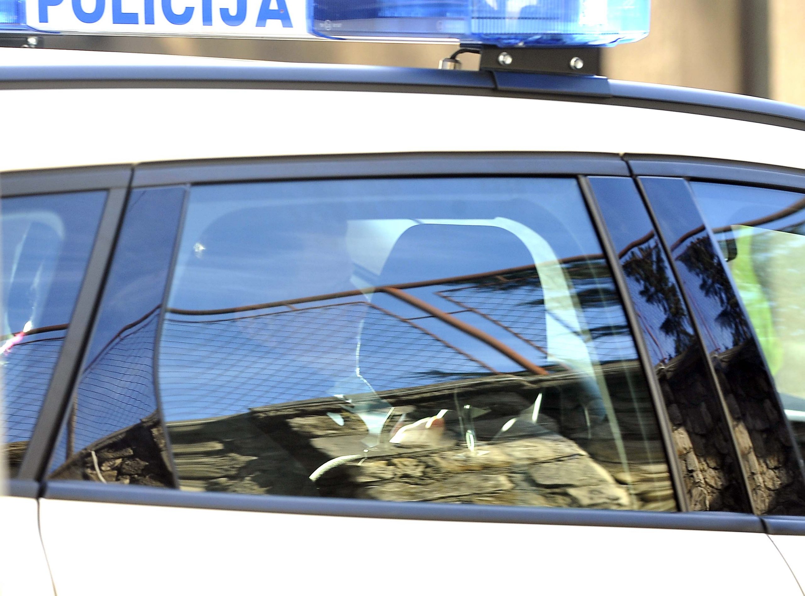 Uhićen lažni policajac koji je naplaćivao nepostojeće prometne ... Uhićen lažni policajac koji je naplaćivao nepostojeće prometne ...