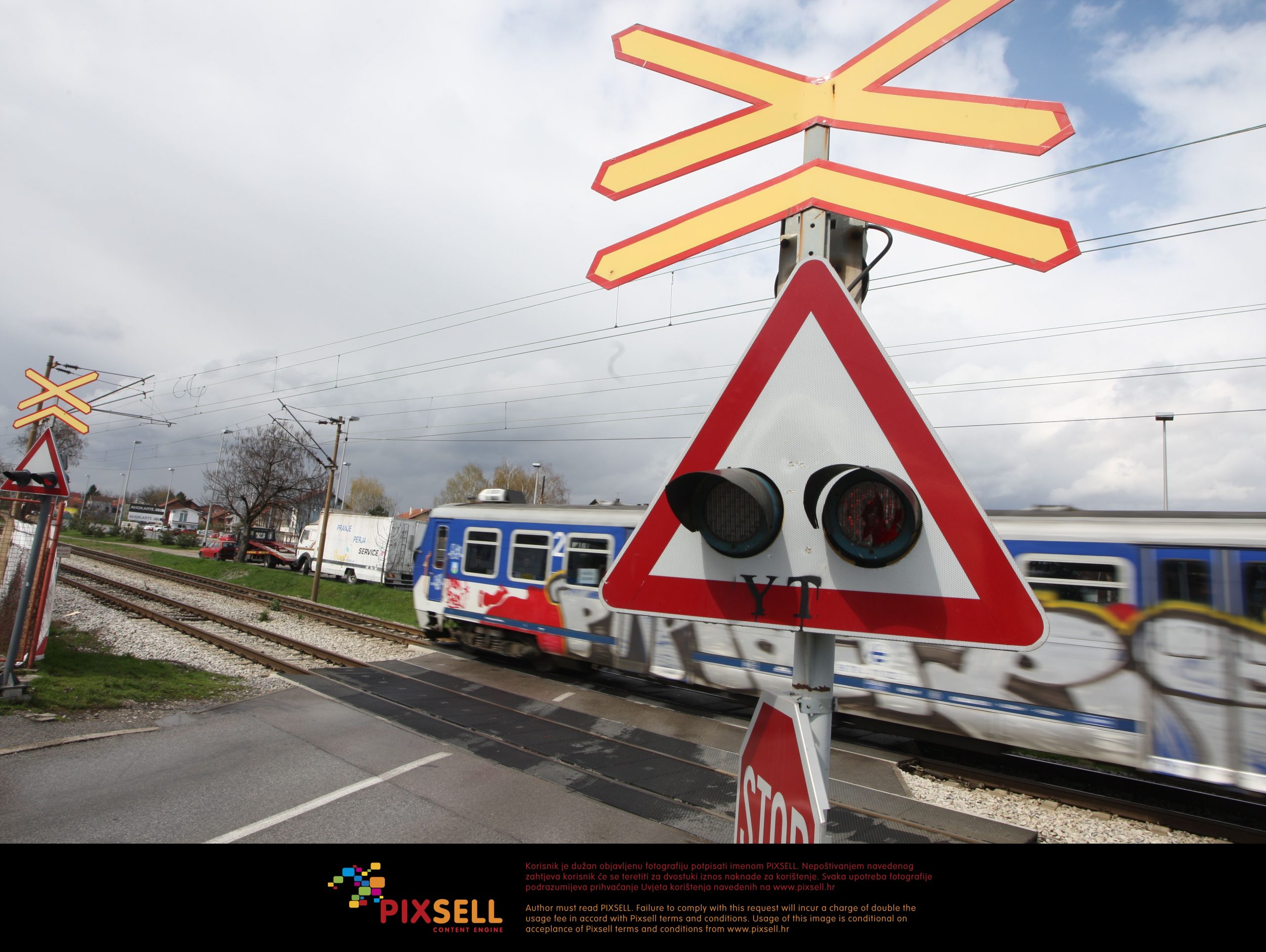 Vlak naletio na vozilo na pružnom prijelazu, ozlijeđena vozačica - Novi list