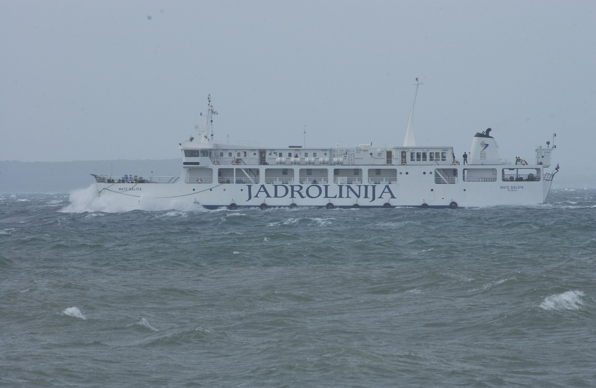 Zbog jakog vjetra u prekidu brojne trajektne i brodske linije - Novi list