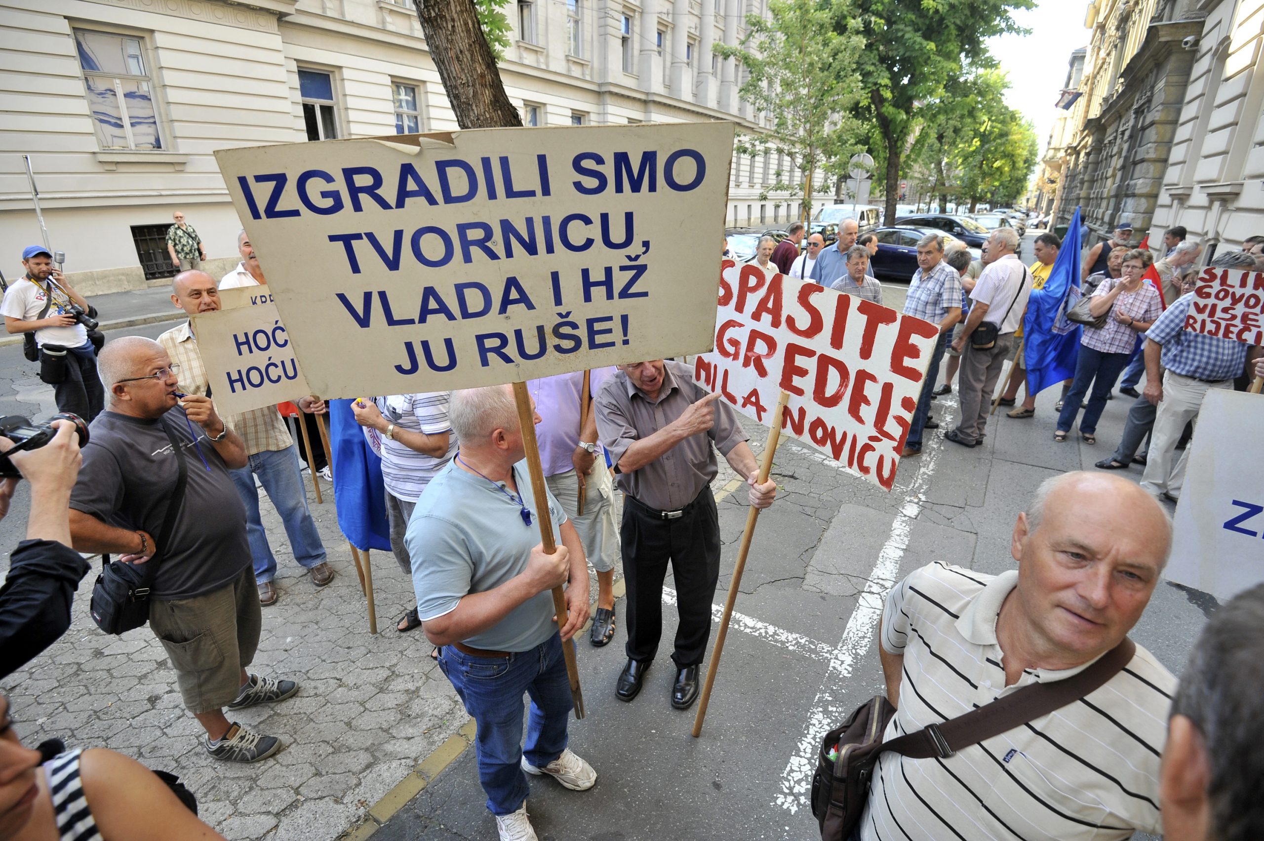 Bivši radnici Gredelja prosvjedovali pred DORH-om i Uskokom: Izgradili ... Bivši radnici Gredelja prosvjedovali pred DORH-om i Uskokom: Izgradili ...