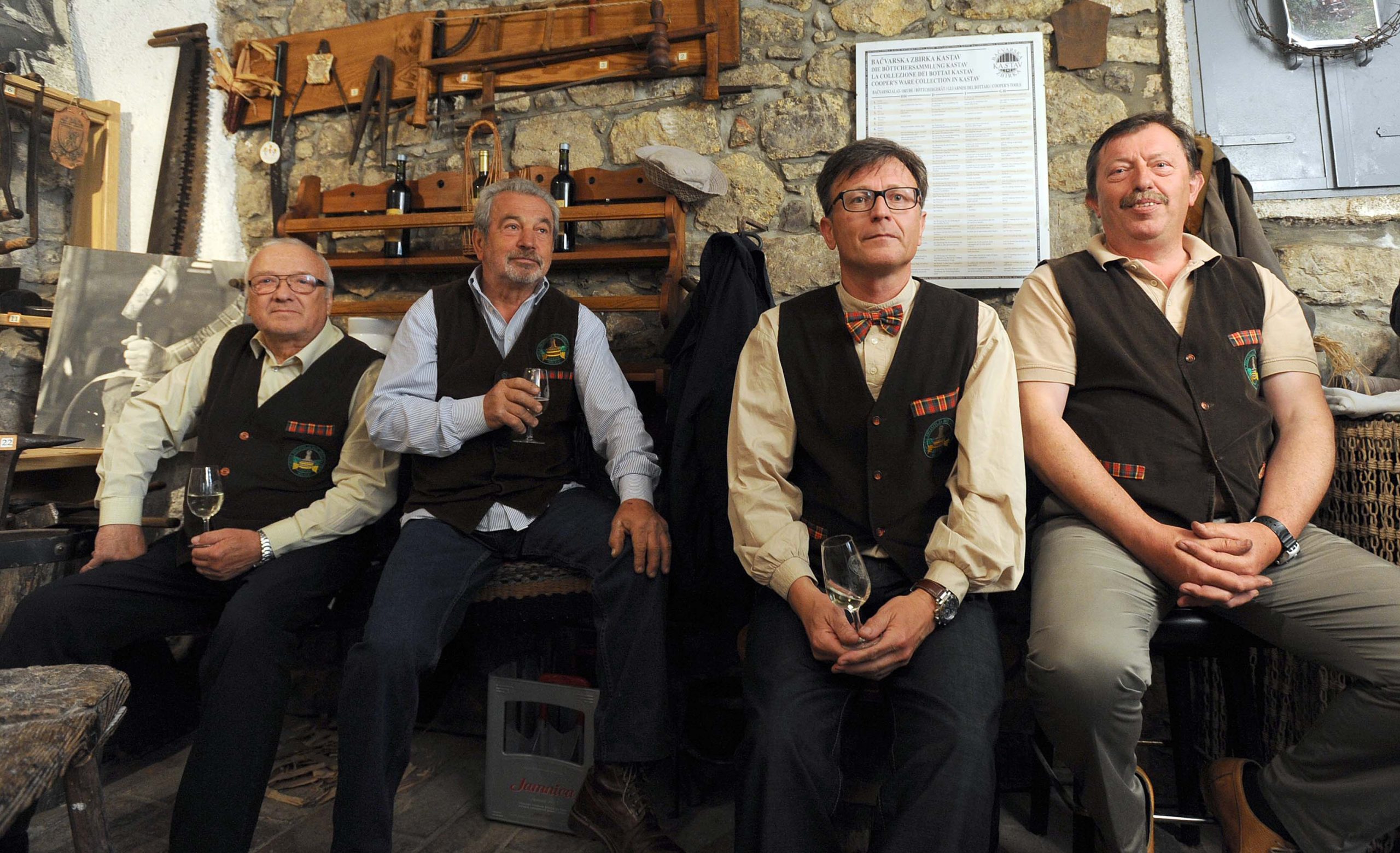 Grad Kastav: Na zgobljenomu hrbatu i kapimi pota nastala j' belica ...