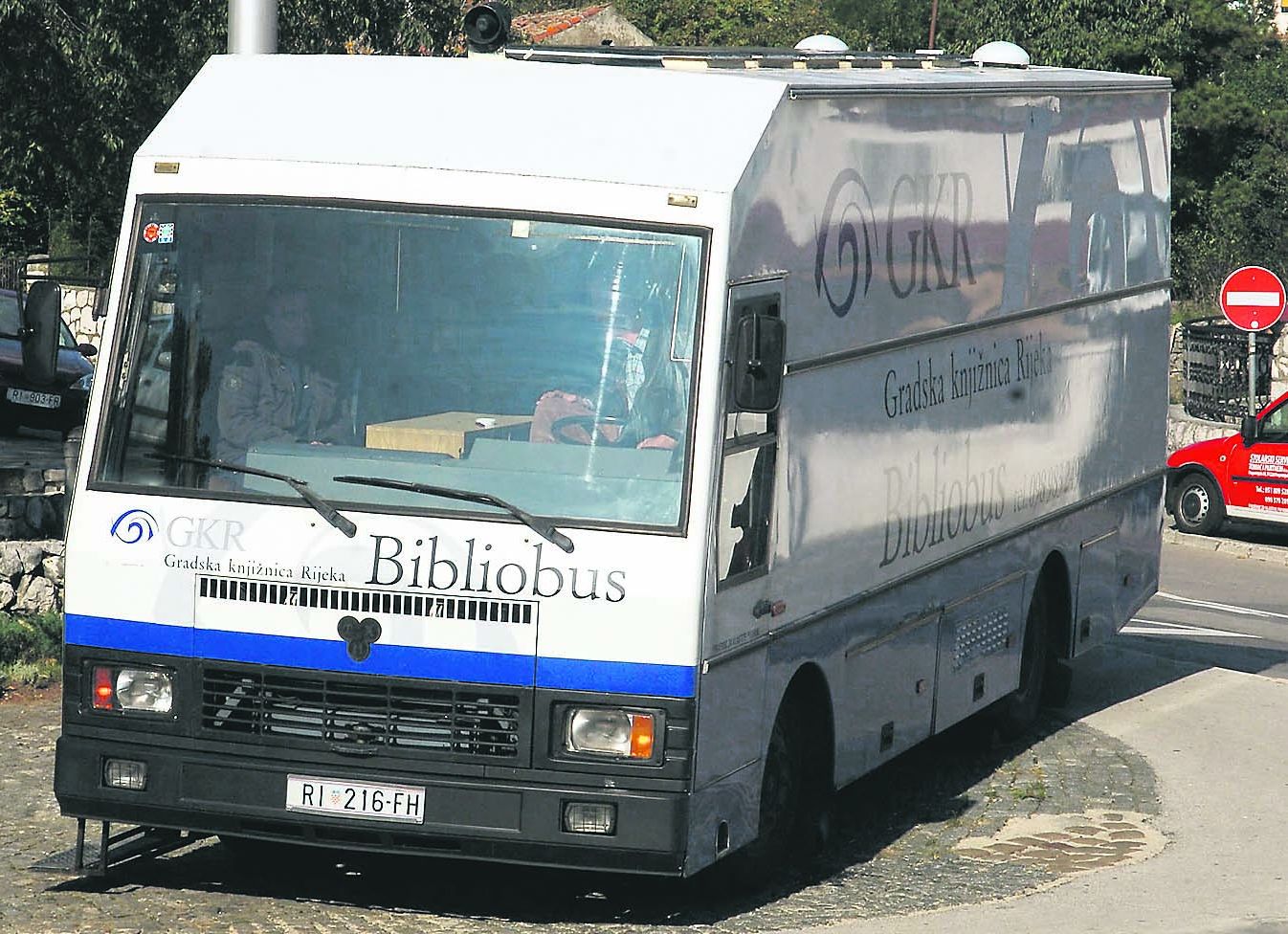 Gradska knjižnica Rijeka: Stari riječki bibliobus prodan za 13 tisuća ...