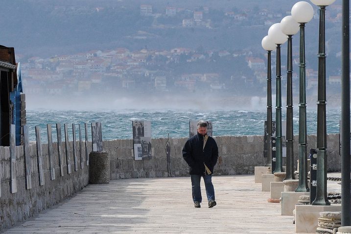 JAK VJETAR PARALIZIRAO PROMET Bura će danas oslabiti, evo što nas ... JAK VJETAR PARALIZIRAO PROMET Bura će danas oslabiti, evo što nas ...
