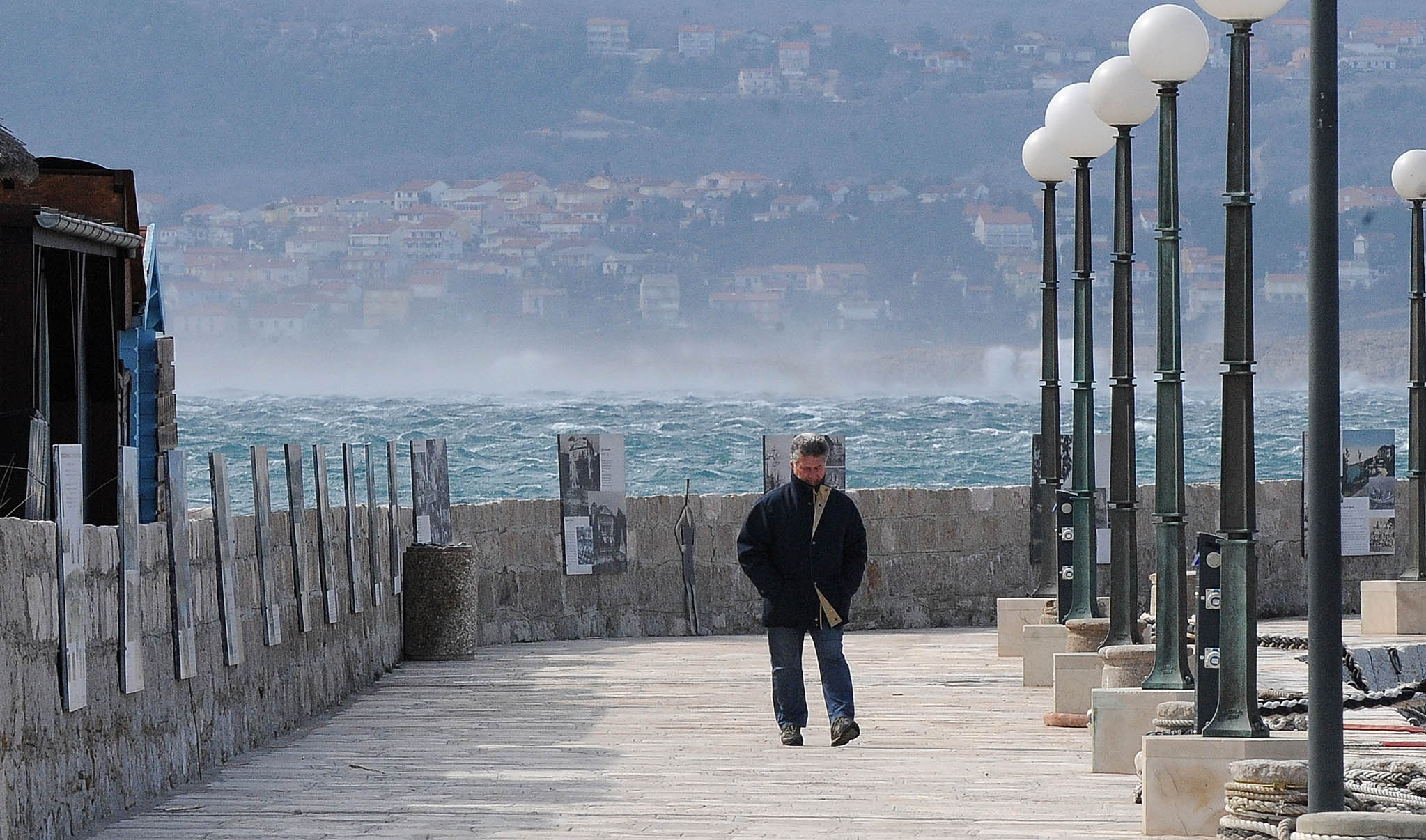 JAK VJETAR PARALIZIRAO PROMET Bura će danas oslabiti, evo što nas ... JAK VJETAR PARALIZIRAO PROMET Bura će danas oslabiti, evo što nas ...