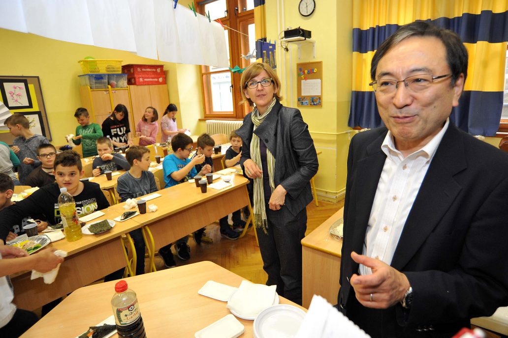 Japanski veleposlanik posjetio OŠ Dolac: Sushi i origami na klupama ...