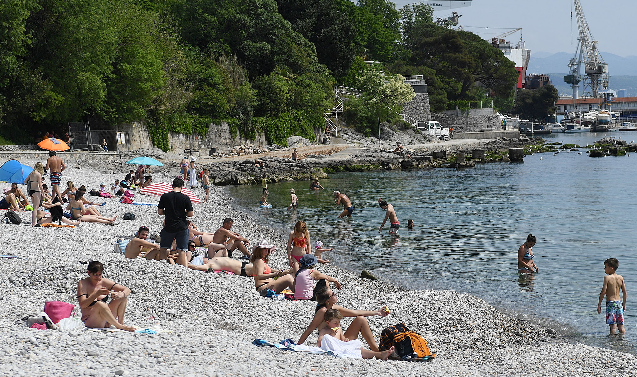 LJETO JE STIGLO Brojni kupači uživaju na plaži na Kantridi - Novi list