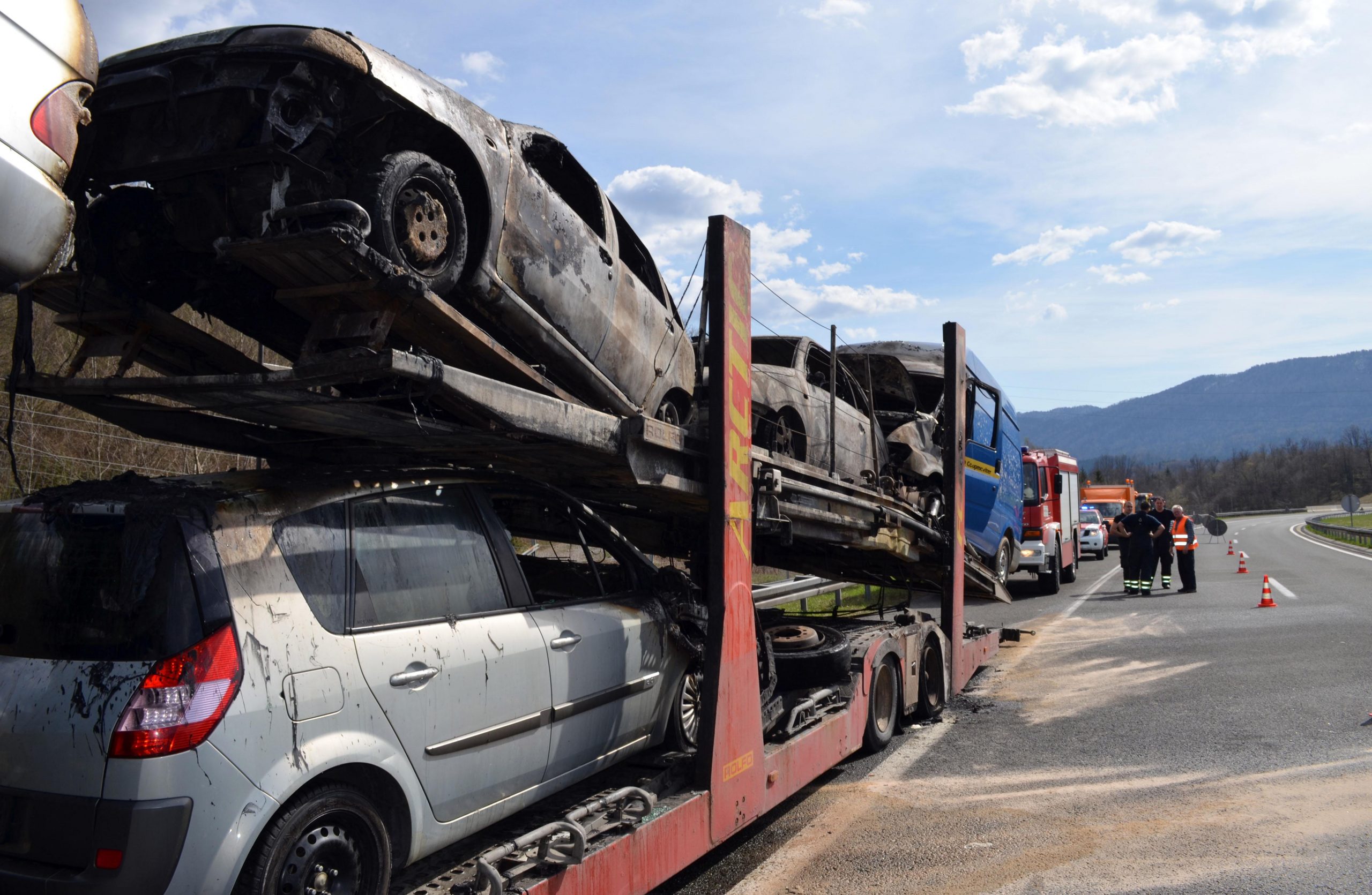 Na autocesti Rijeka-Zagreb planuo kamion natovaren automobilima - Novi list