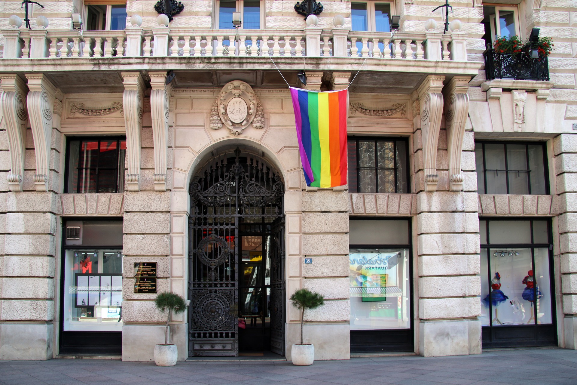 Na zgradi Grada Rijeke istaknuta zastava duginih boja - Novi list