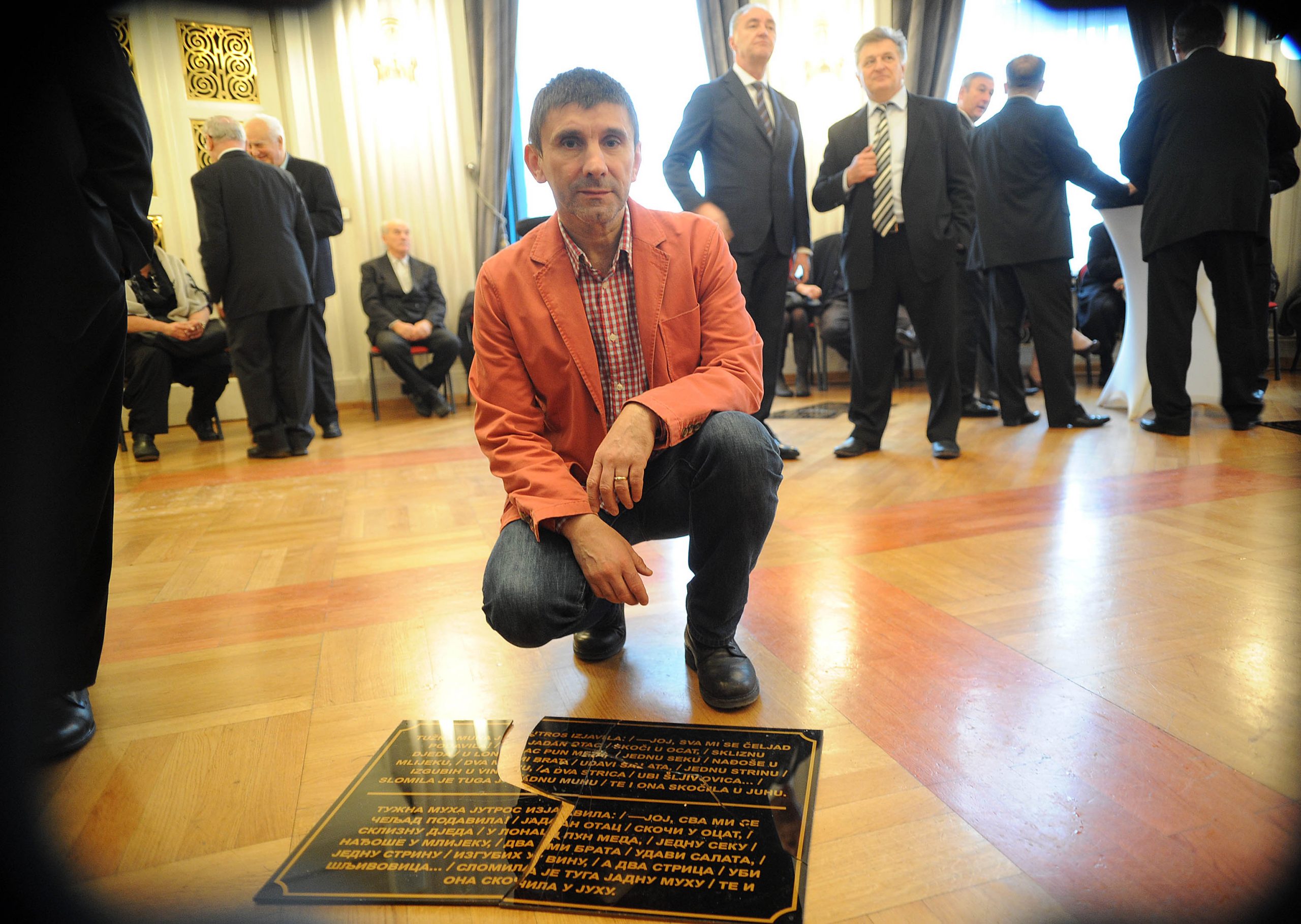 Novi performans: Siniša Labrović uoči pravoslavnog Božića postavio ...