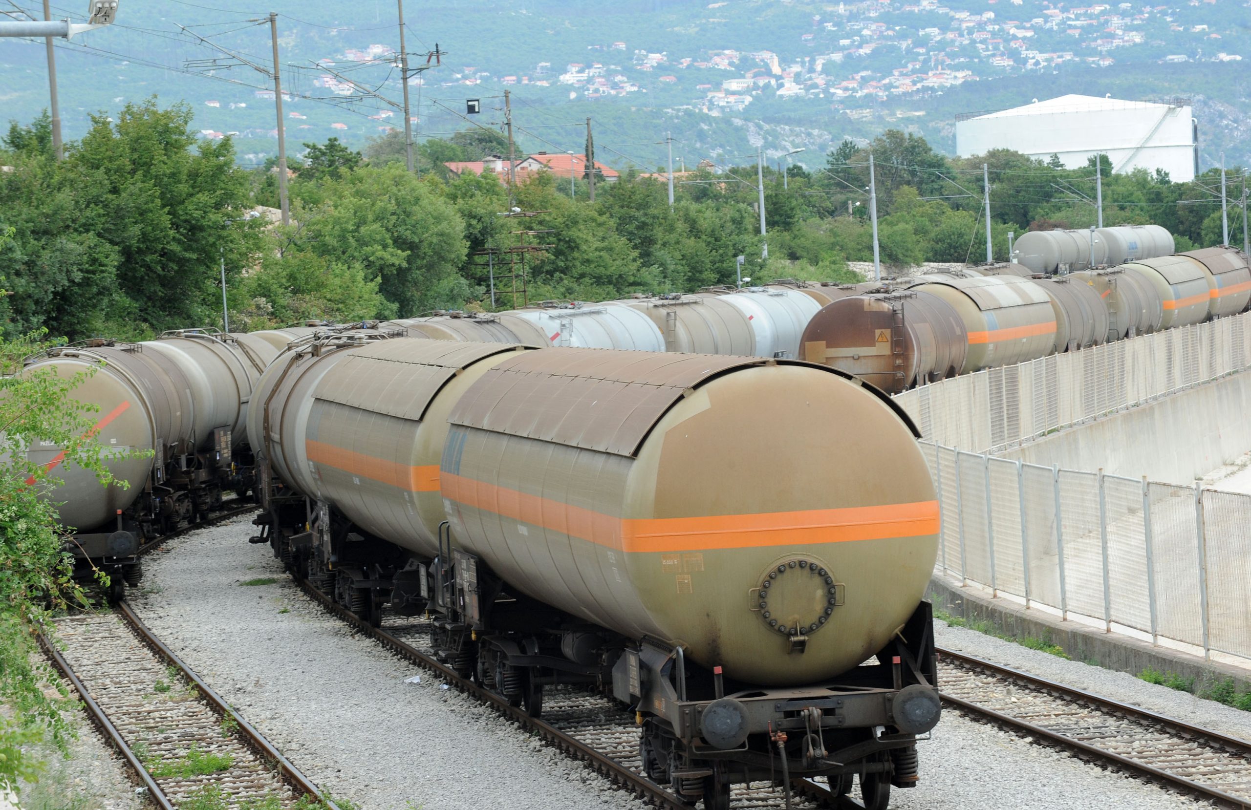Novi plan MOL-a: Domaća nafta vlakom će se transportirati u Rijeku ...