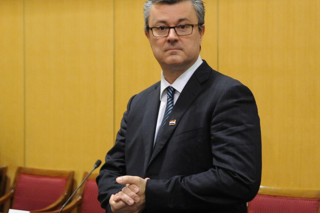 Orešković: Vlada razmatra mogućnost pomoći Petrokemiji s 200 milijuna ... Orešković: Vlada razmatra mogućnost pomoći Petrokemiji s 200 milijuna ...