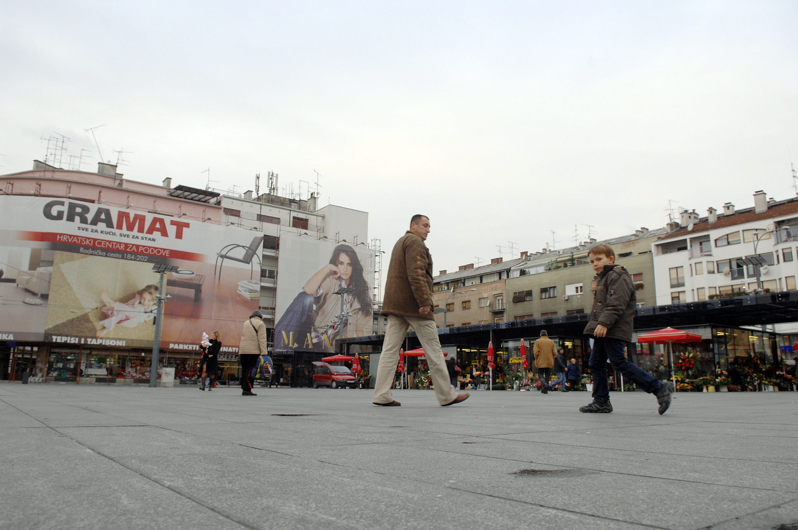 PLODOVI MRŽNJE Prodavači voća pretukli ženu zbog boje kože - Novi list