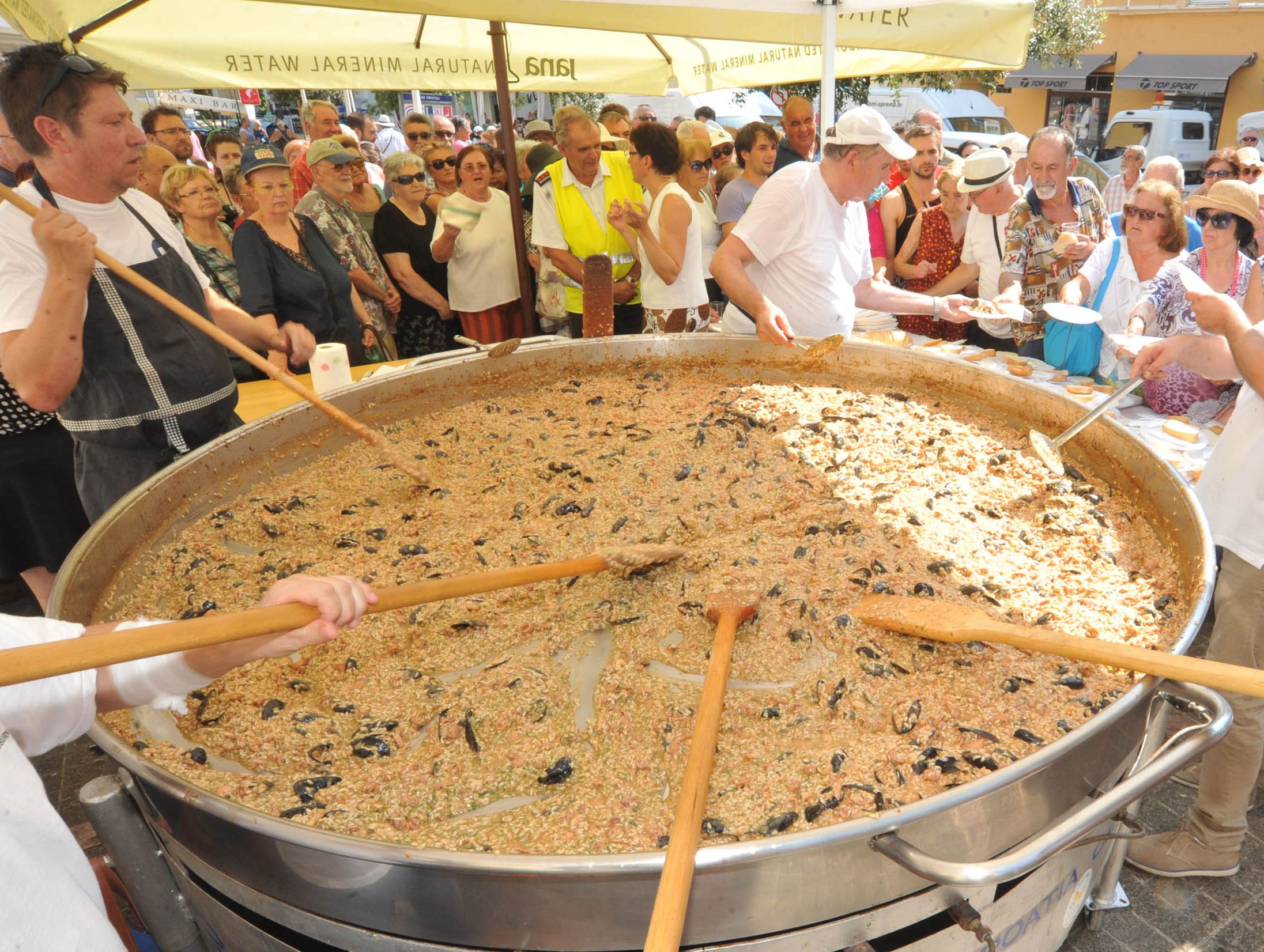 Pet stotina porcija rižota iz "vele padele": Opatijci proslavili dan ...