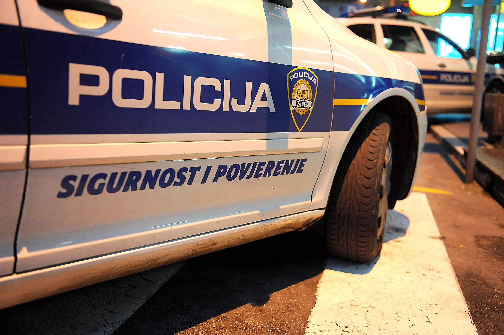 Bacio kantu za smeće na prednji dio auta, njemačkih oznaka, i napravio ...