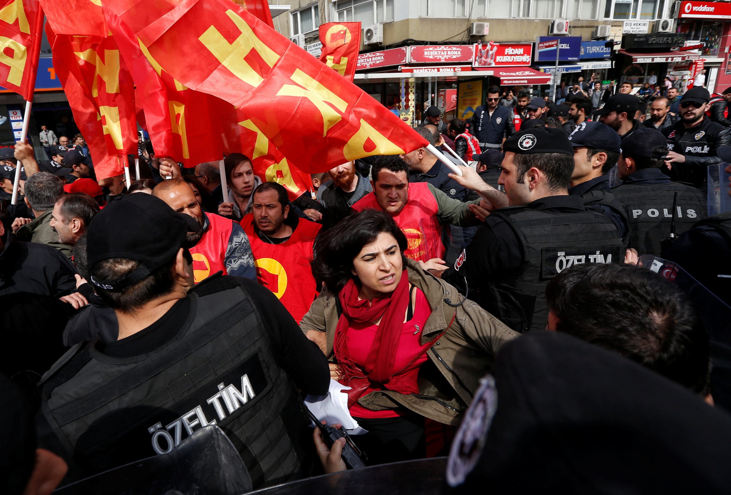 Policija u Istanbulu suzavcem rastjerala prvosvibanjski prosvjed - Novi ... Policija u Istanbulu suzavcem rastjerala prvosvibanjski prosvjed - Novi ...