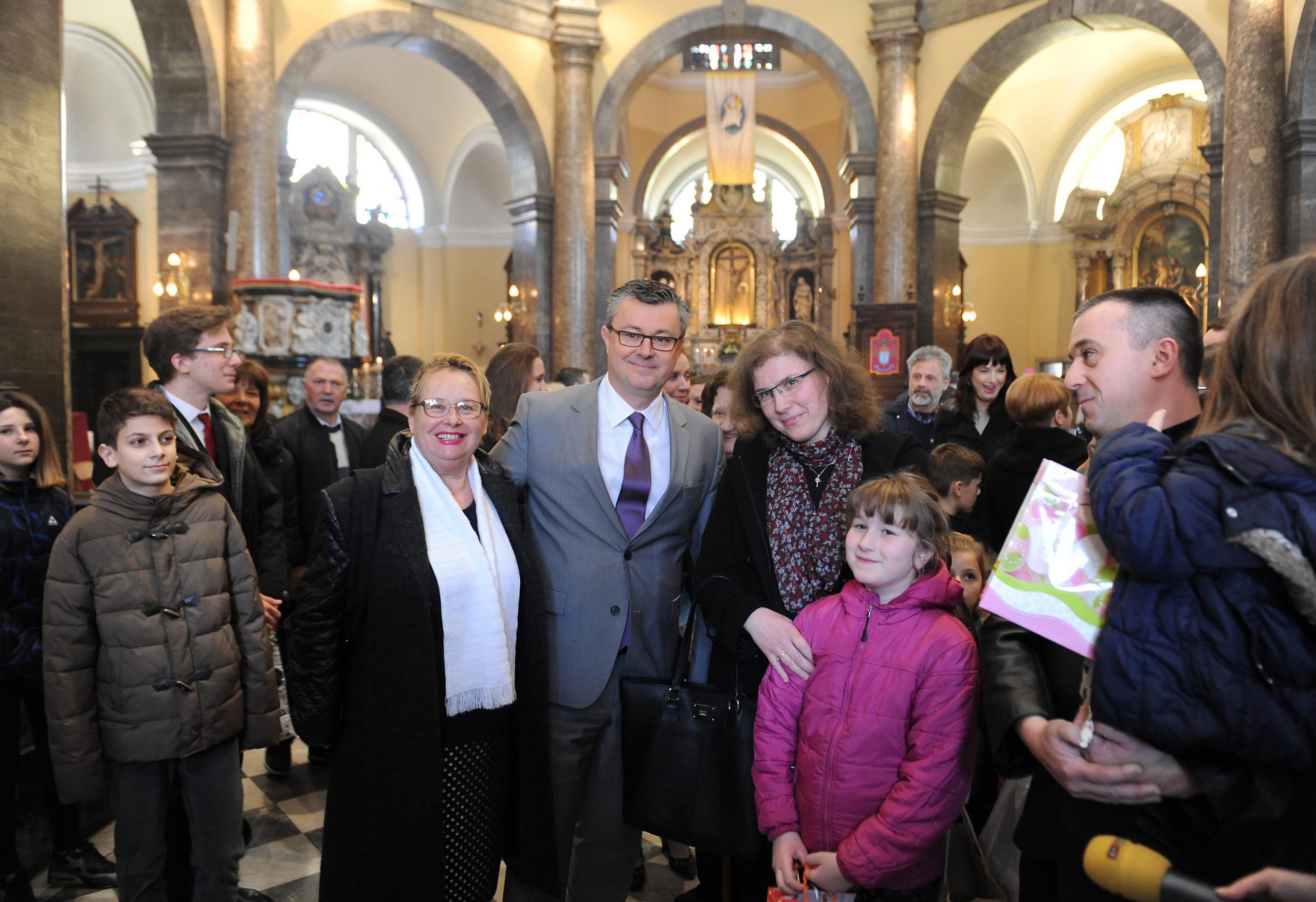 Premijer Tihomir Orešković s obitelji prisustvovao svečanoj misi u ... Premijer Tihomir Orešković s obitelji prisustvovao svečanoj misi u ...