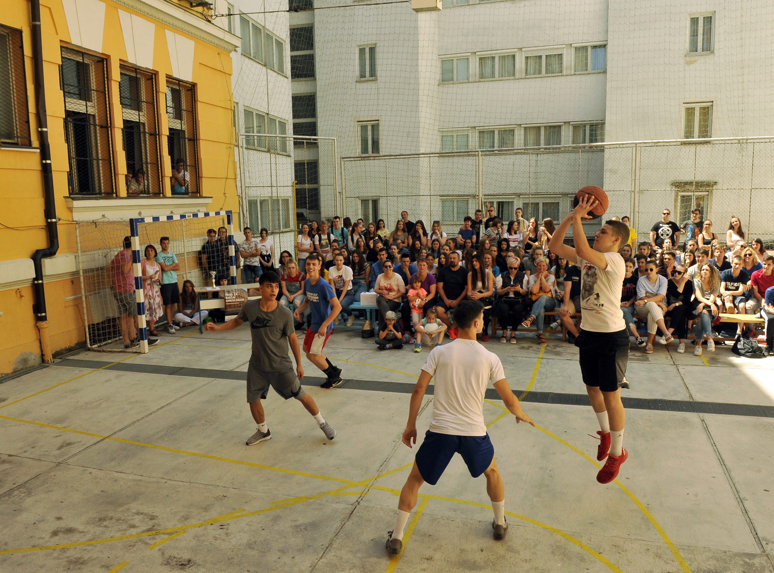 Riječki gimnazijalci skupljali novce za dječju onkologiju - Novi list