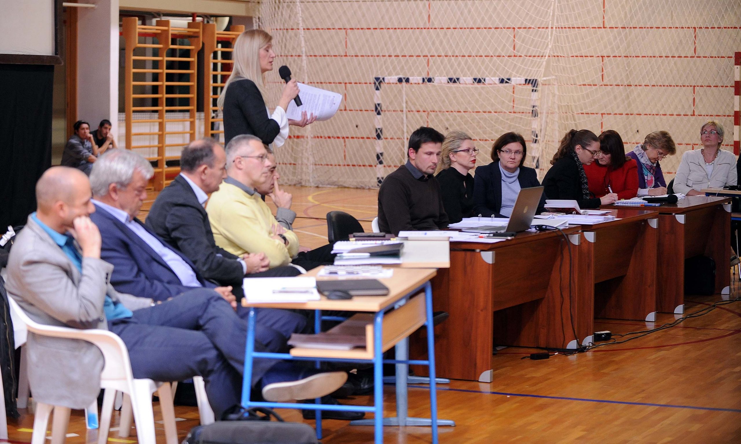 STUDIJA DOČEKANA ''NA NOŽ'' Omišljani kategorički protiv plutajućeg LNG ... STUDIJA DOČEKANA ''NA NOŽ'' Omišljani kategorički protiv plutajućeg LNG ...