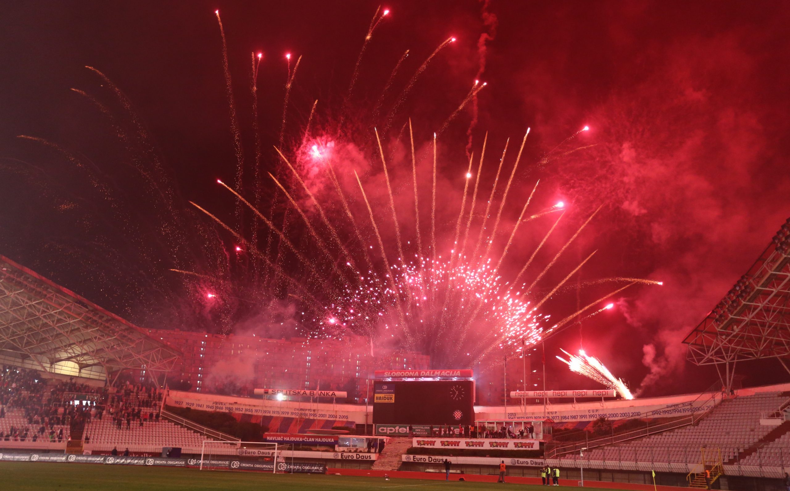 Signalne rakete s Poljuda zapalile školu i bazenski balon - Novi list