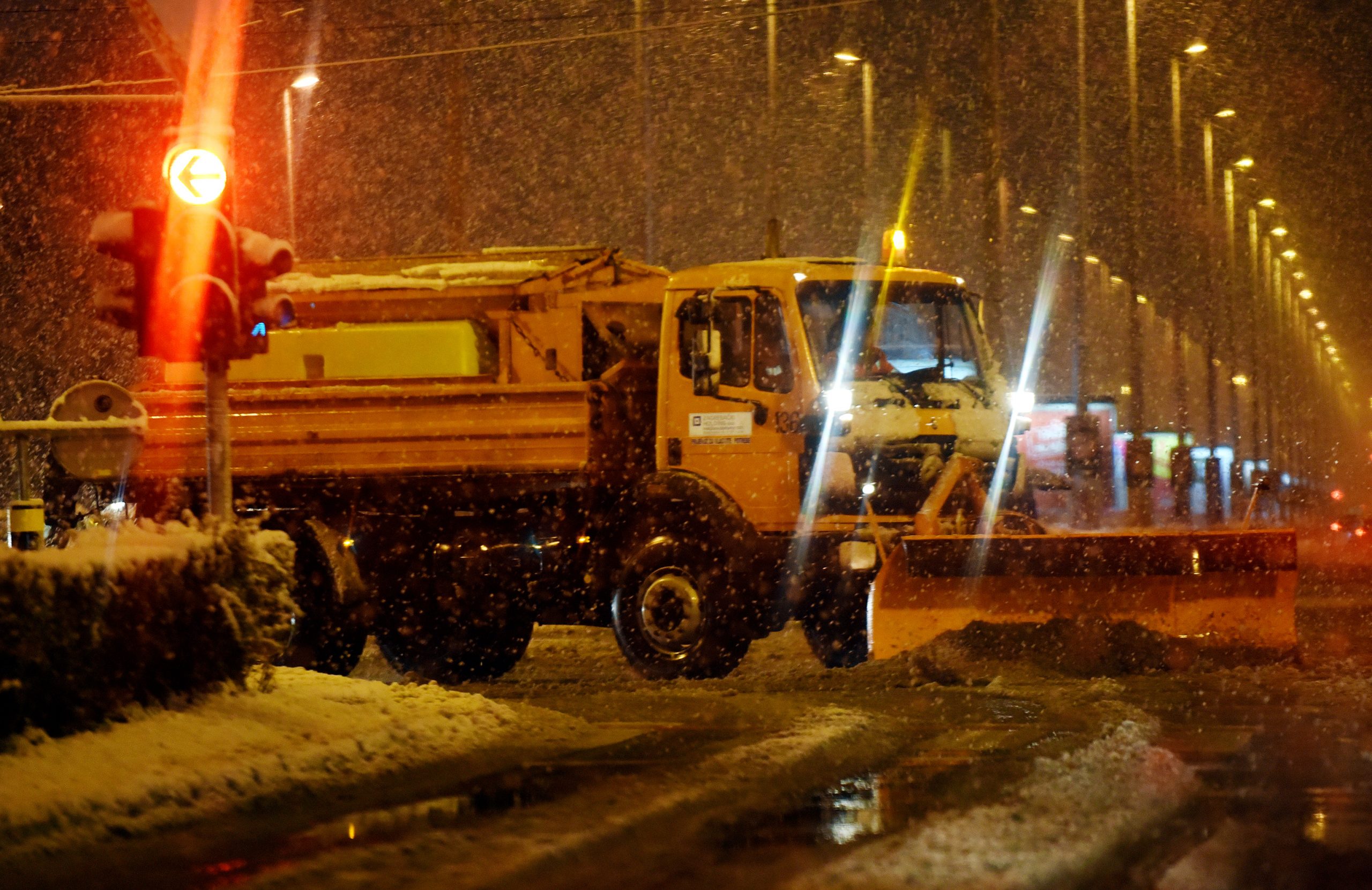 Snijeg u Zagrebu: Svih 259 ekipa Zimske službe čisti grad - Novi list Snijeg u Zagrebu: Svih 259 ekipa Zimske službe čisti grad - Novi list