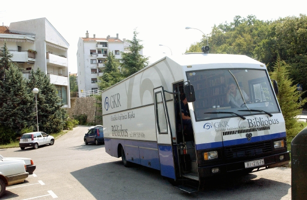 Stari riječki bibliobus se prodaje: Umjesto knjiga u staro vozilo ...