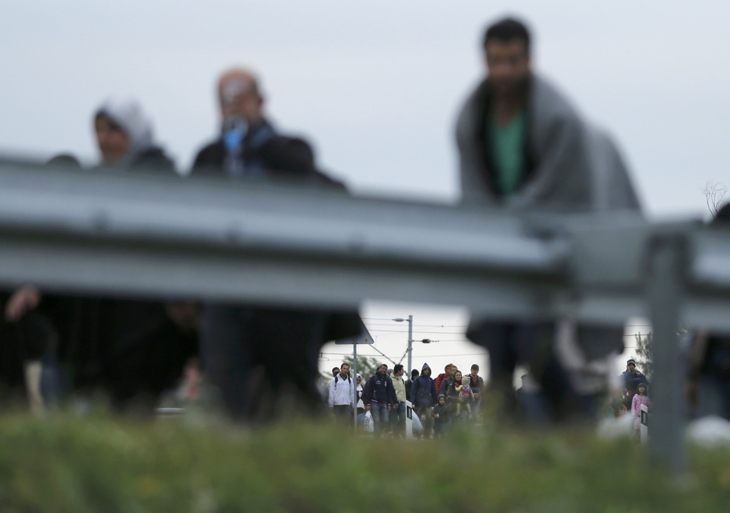 Stotinjak migranata pred Tovarnikom zahtijevaju ulaz u Hrvatsku - Novi list