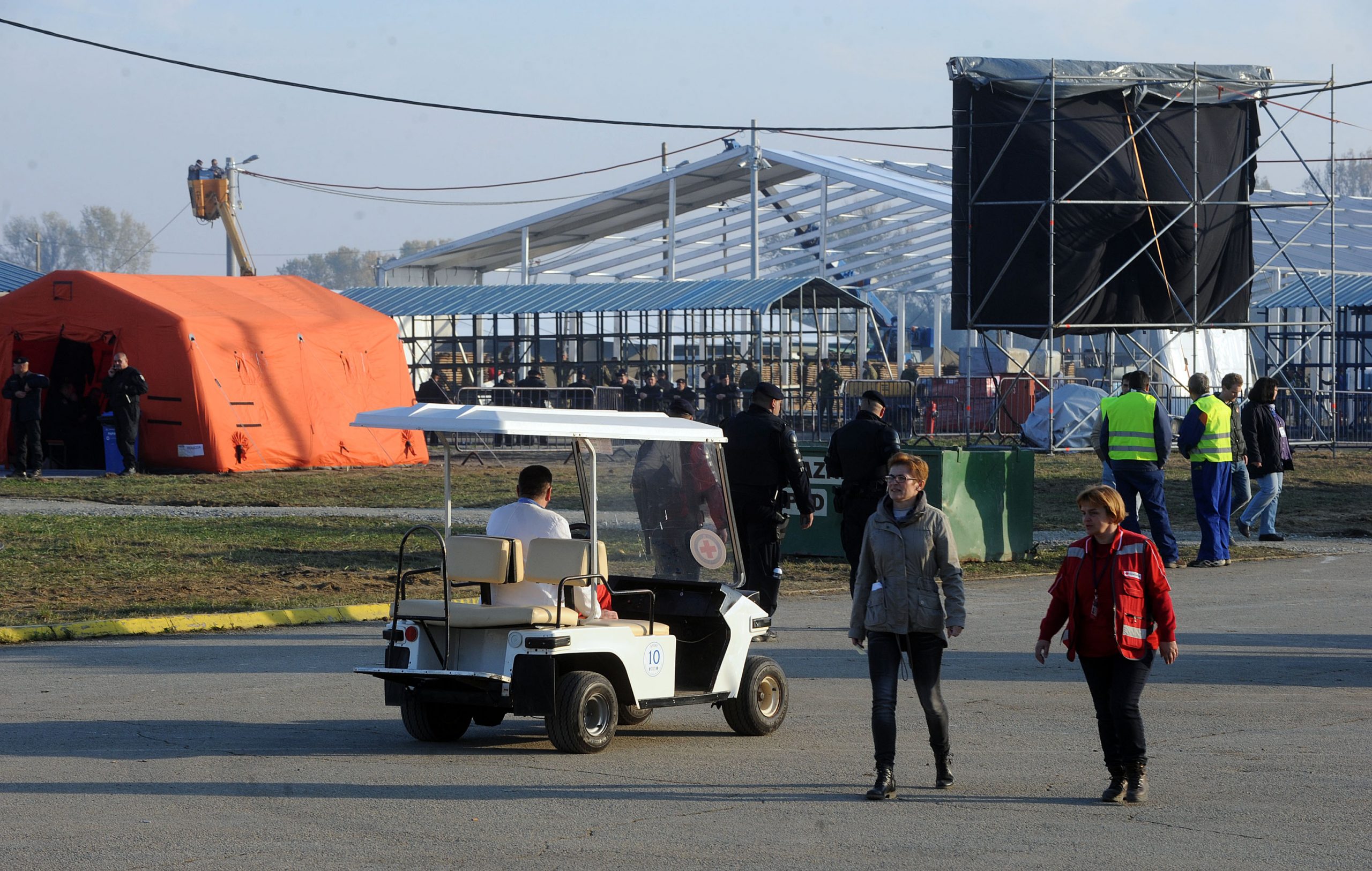 Svemirski brod za ostale: Zimski centar za izbjeglice u Slavonskom ...