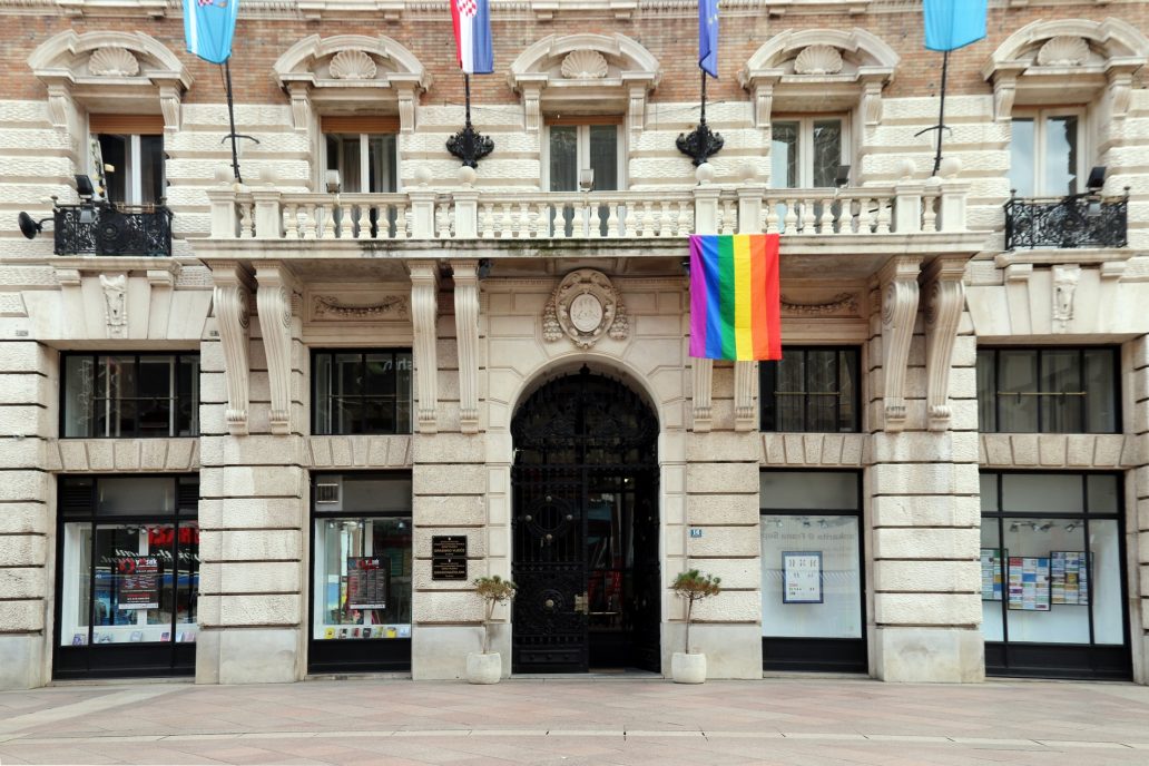 Zastava duginih boja na balkonu zgrade Grada Rijeke - Novi list