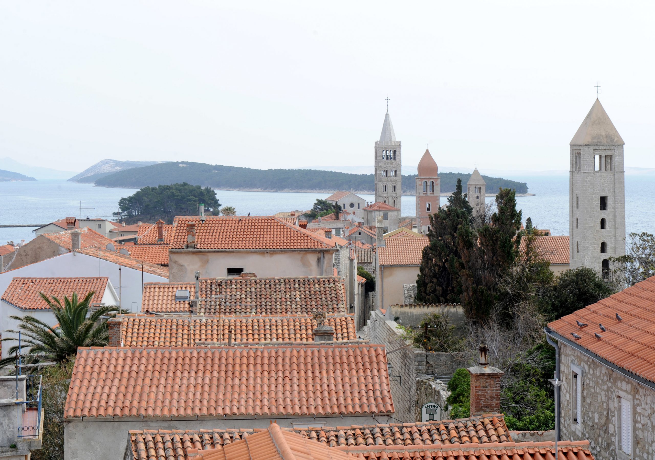 Grad Rab i Turistička zajednica grada Raba sufinanciraju 50% popusta na ...