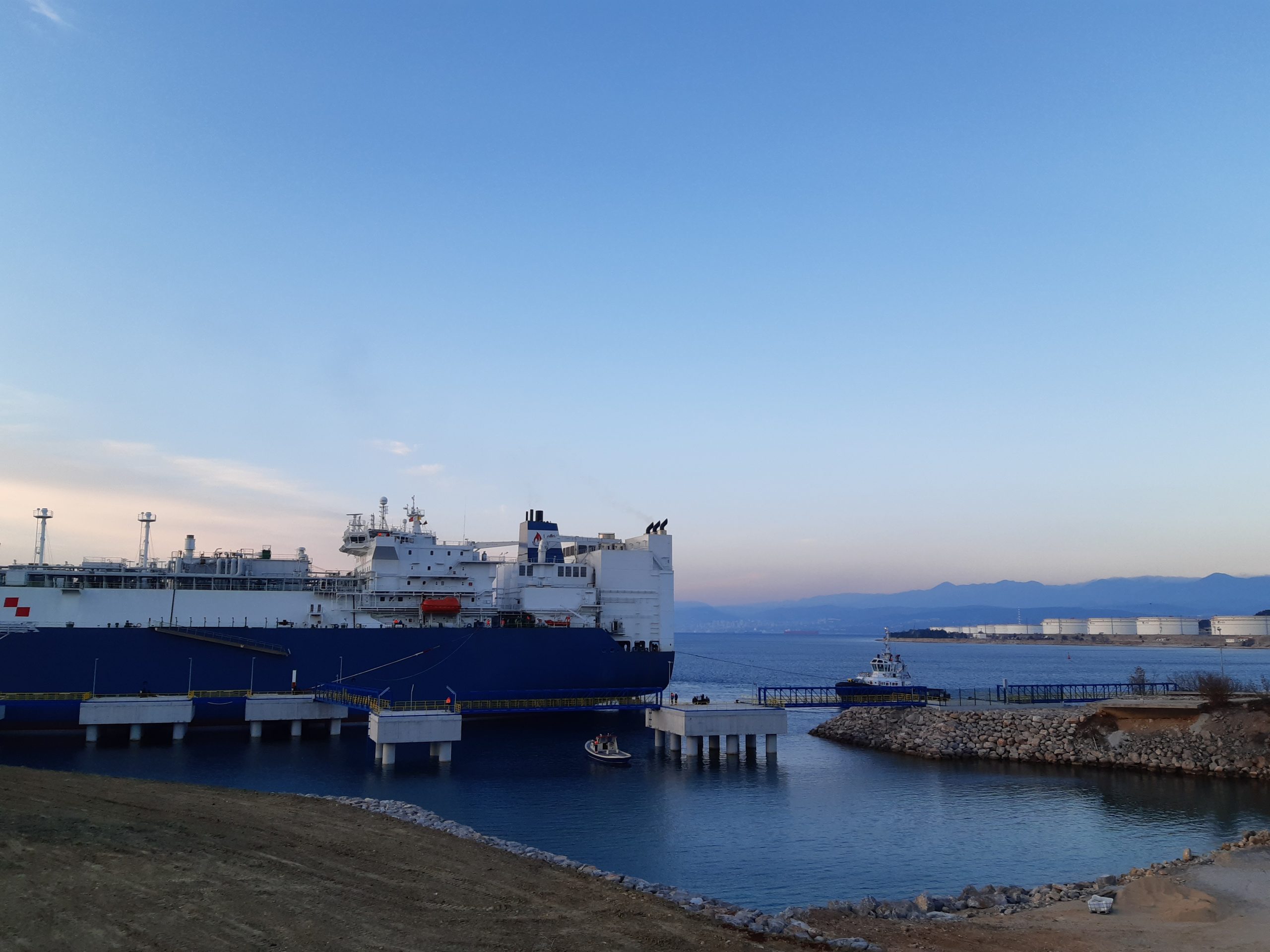 Brod LNG Croatia po prvi put vezan na terminalu u Omišlju - Novi list