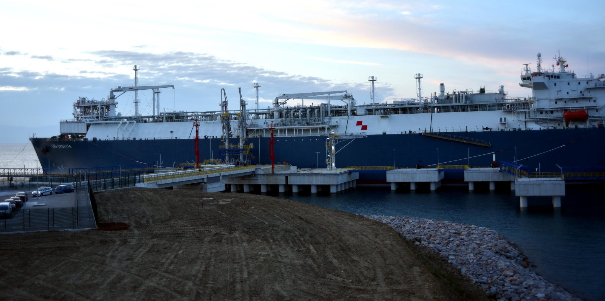 Brod LNG Croatia po prvi put vezan na terminalu u Omišlju - Novi list