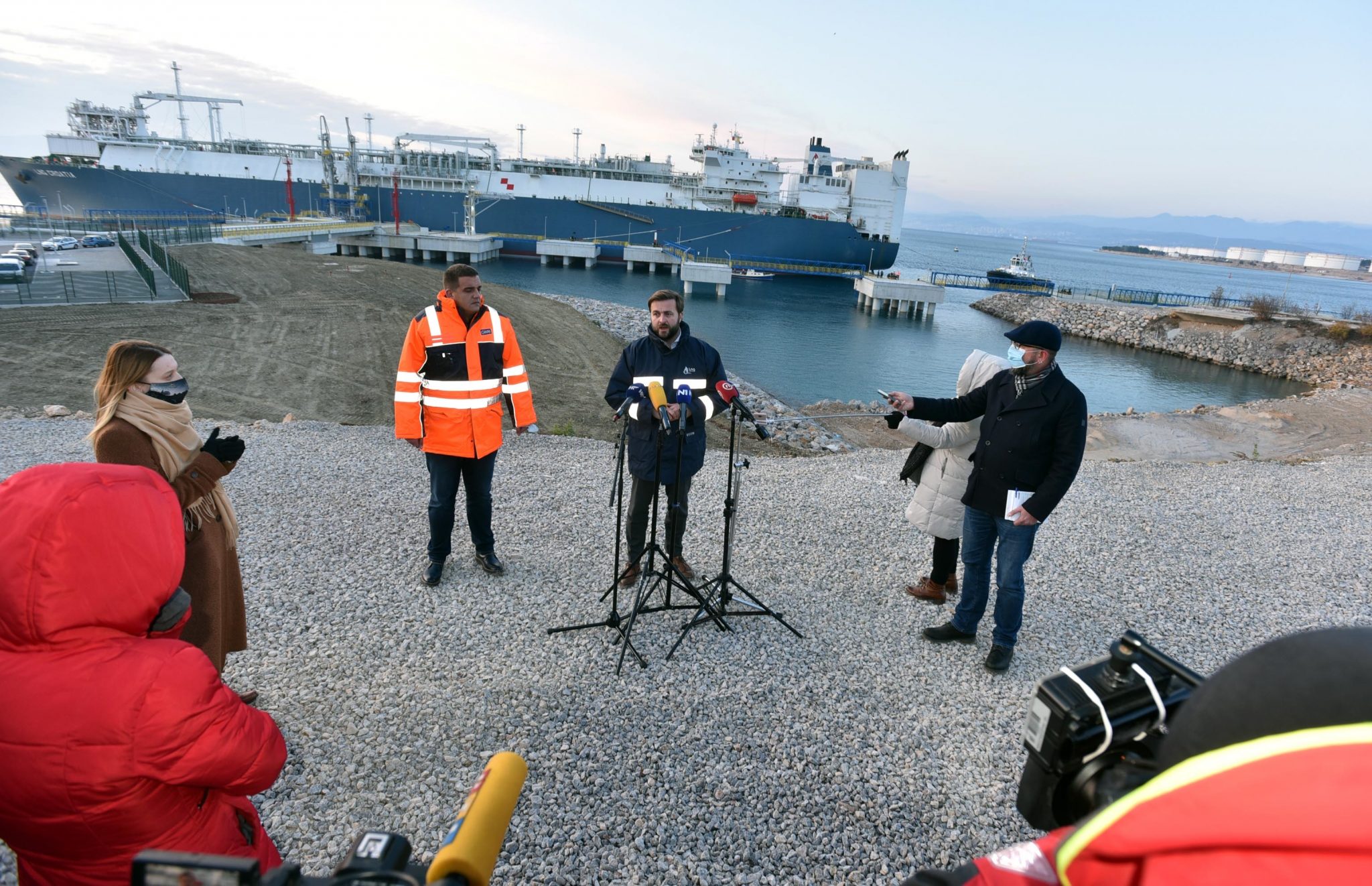 Brod LNG Croatia po prvi put vezan na terminalu u Omišlju - Novi list