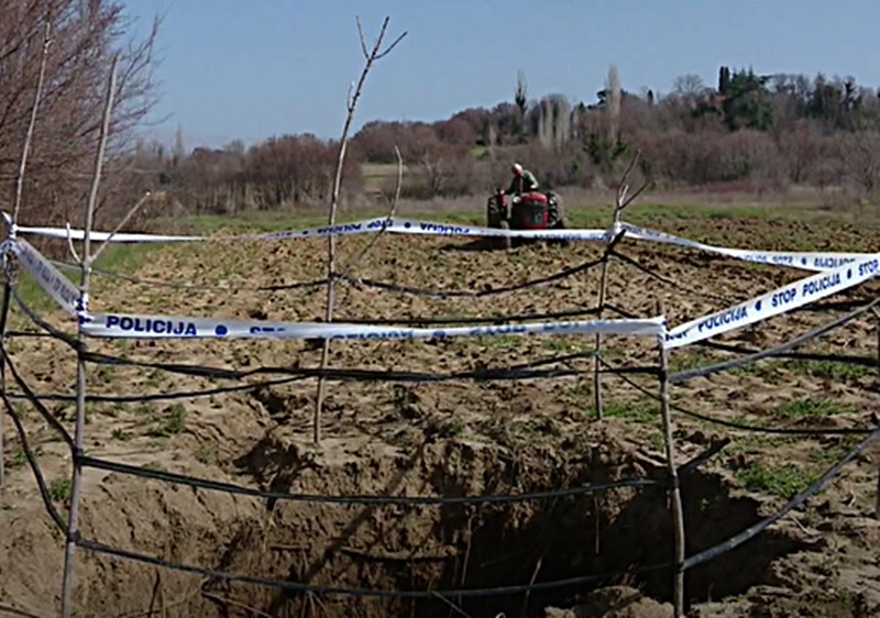 Što se to događa? Velika rupa u zemlji otvorila se i na njivi nadomak Zadra - Novi list