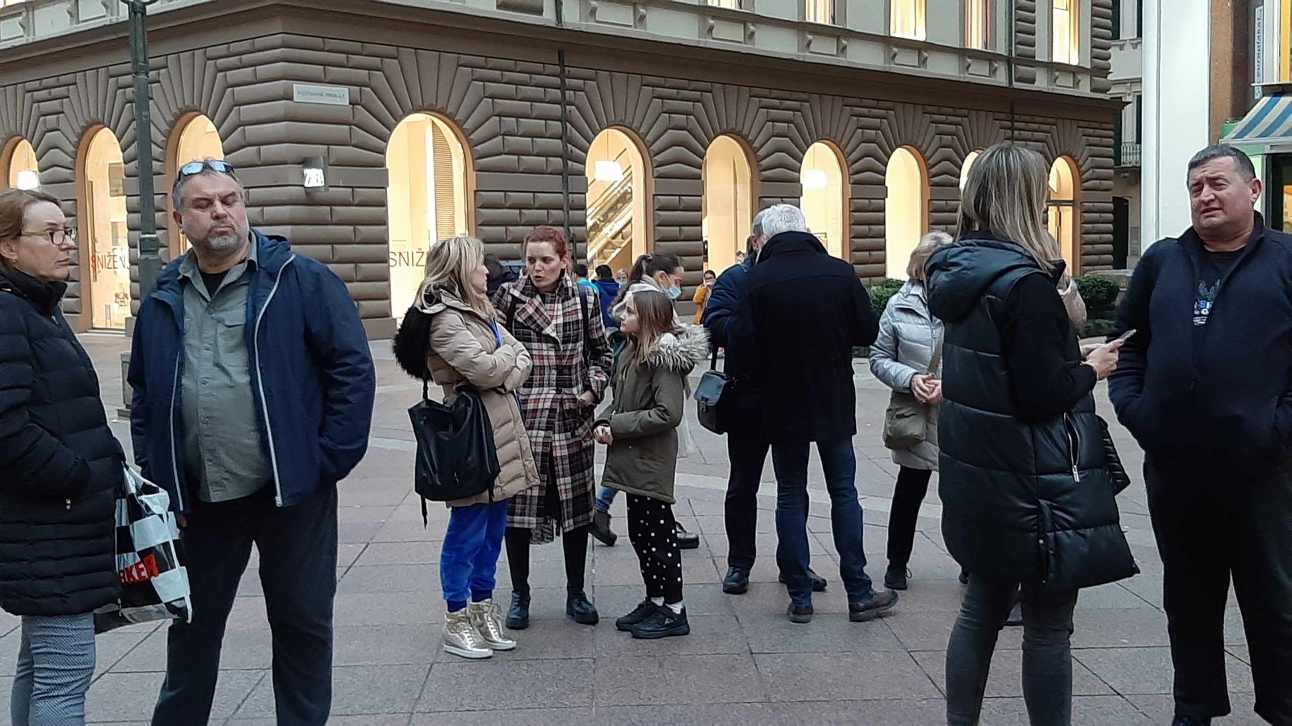 Rijeka se oprašta od Balaševića: Mali bijeli zec i svijeće pod Gradskom ...