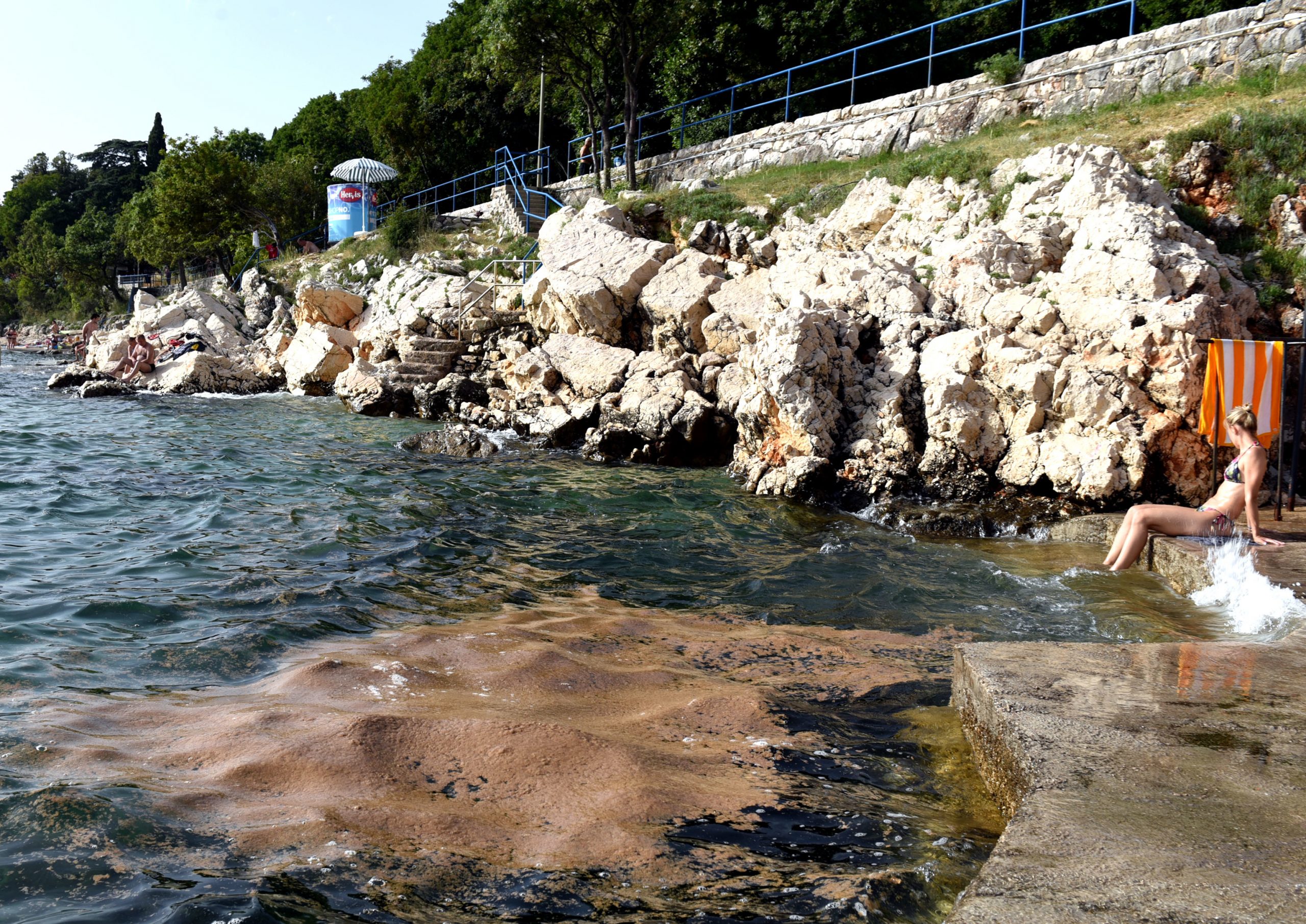 Uvale i lučice na Kvarneru prekrivene su slojem algi i sluzi, evo o ...