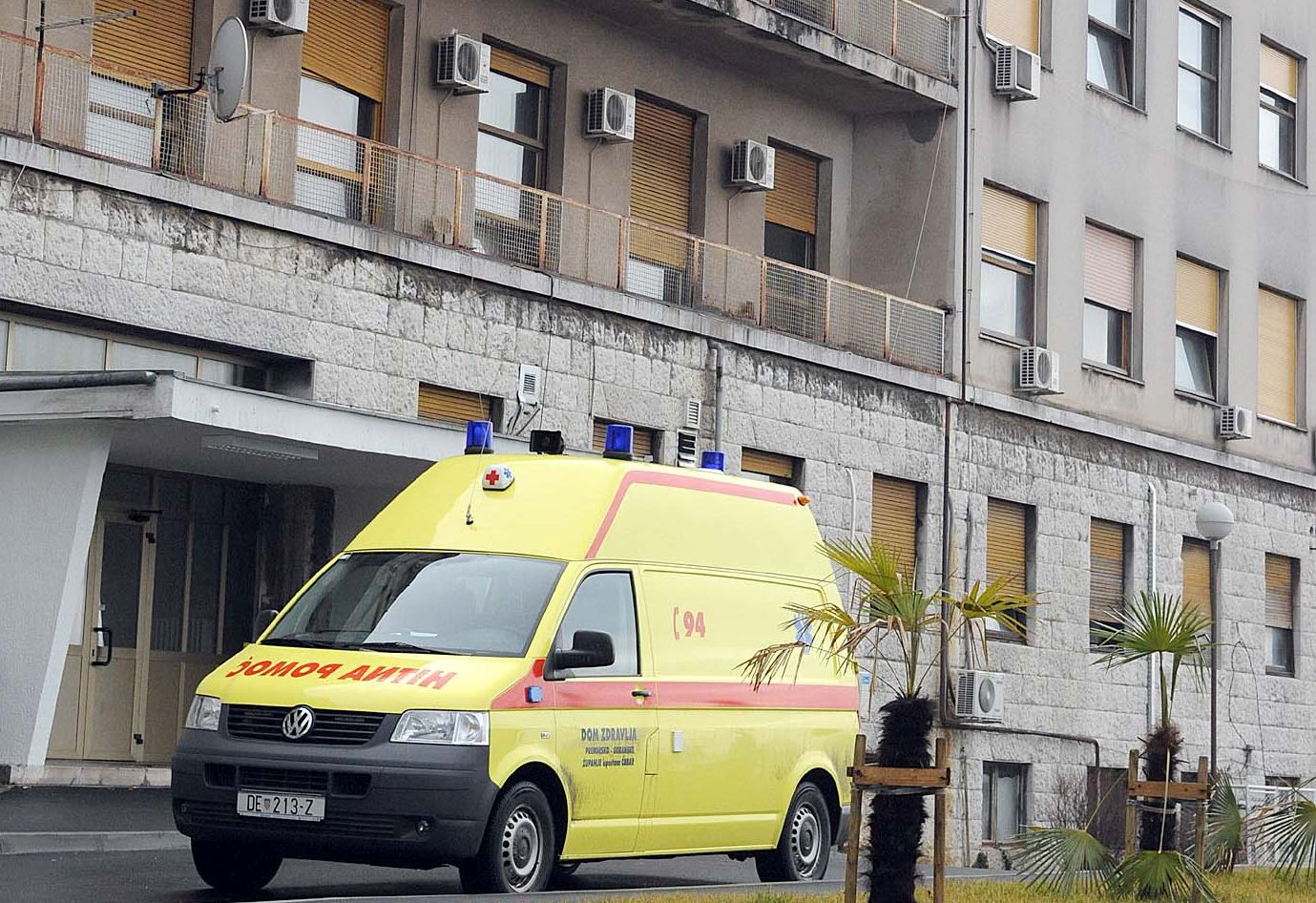 Dvoje teško ozlijeđenih u prometnim nesrećama u Istri završilo u riječkoj bolnici gdje su ...